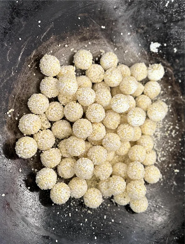 Rotary Snacks Puffed Rice Ball Making Molding Machine Round Crispy Rice ...