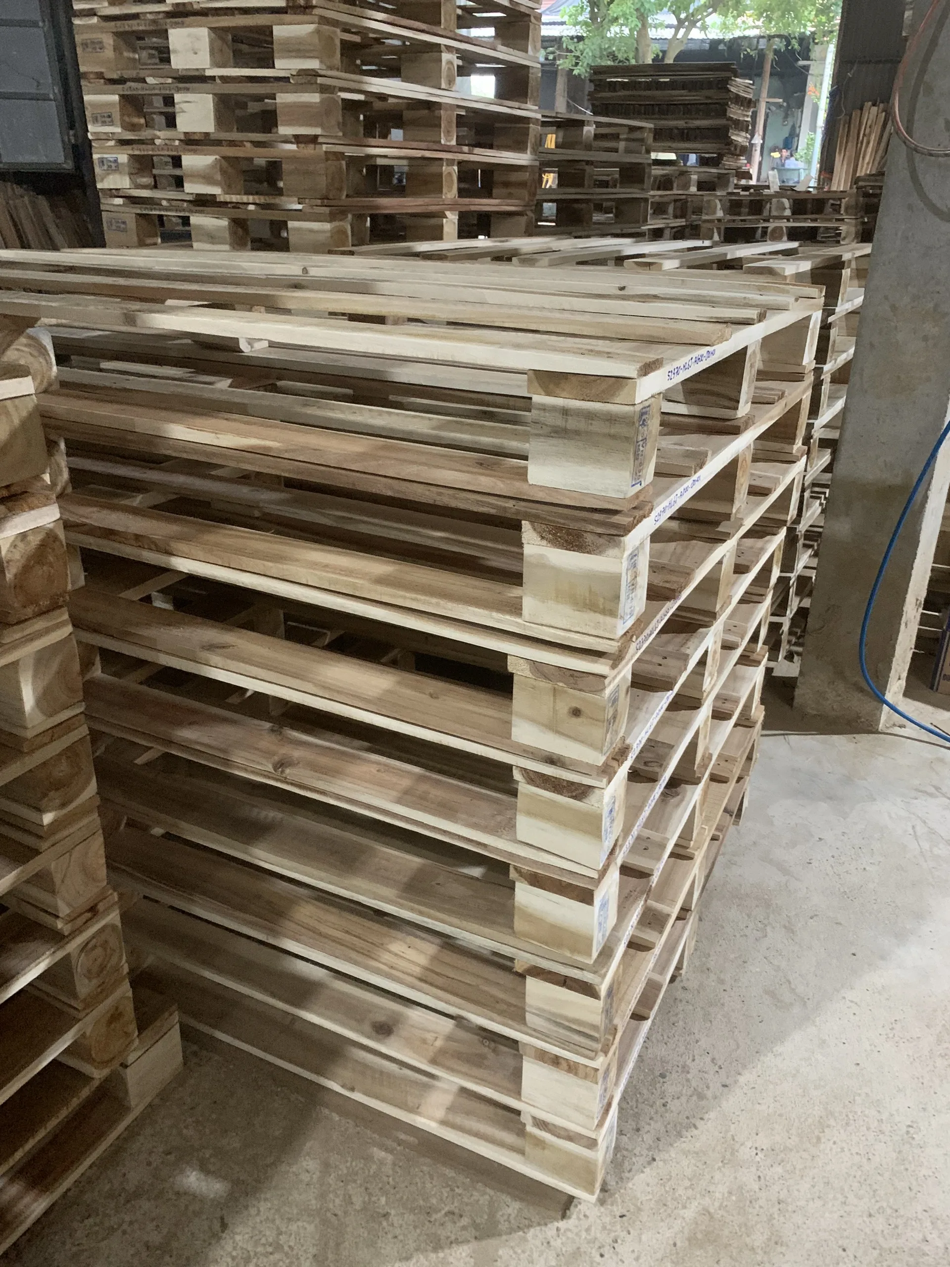 Pine Wood Pallet Convenient Packaging International Standard Flexible Pallet Size Safe For ...