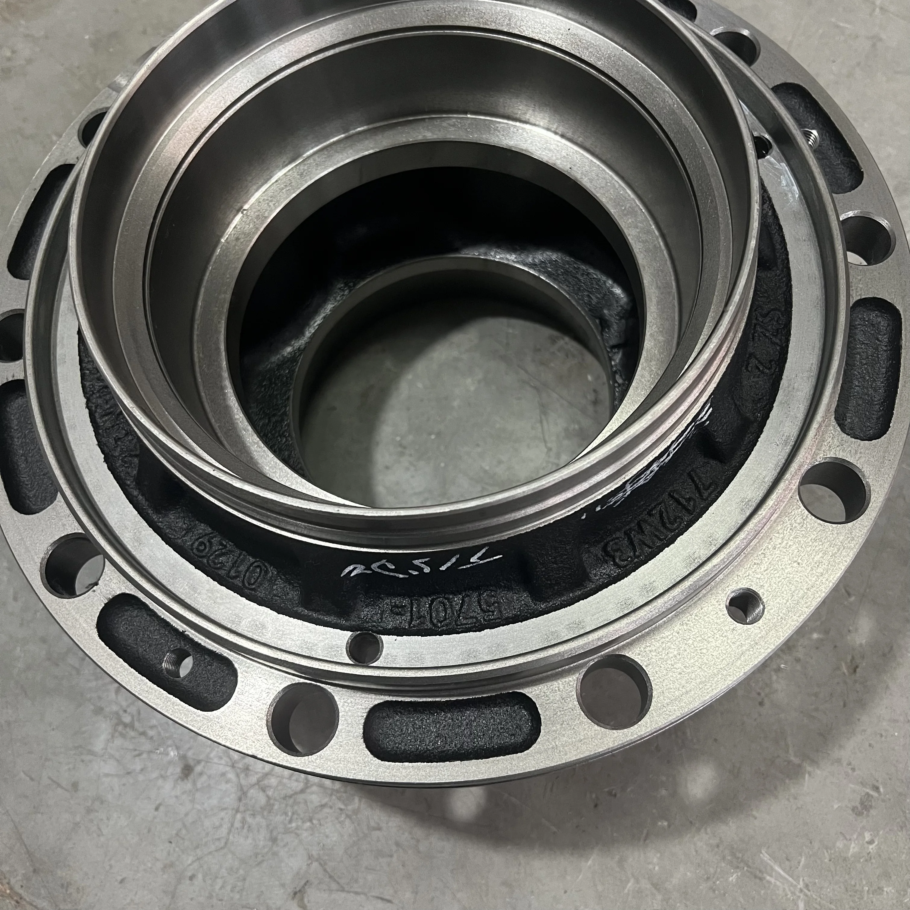 SINOTRUK HOWO Original Rear Wheel Hub Assembly 712W35701-0129