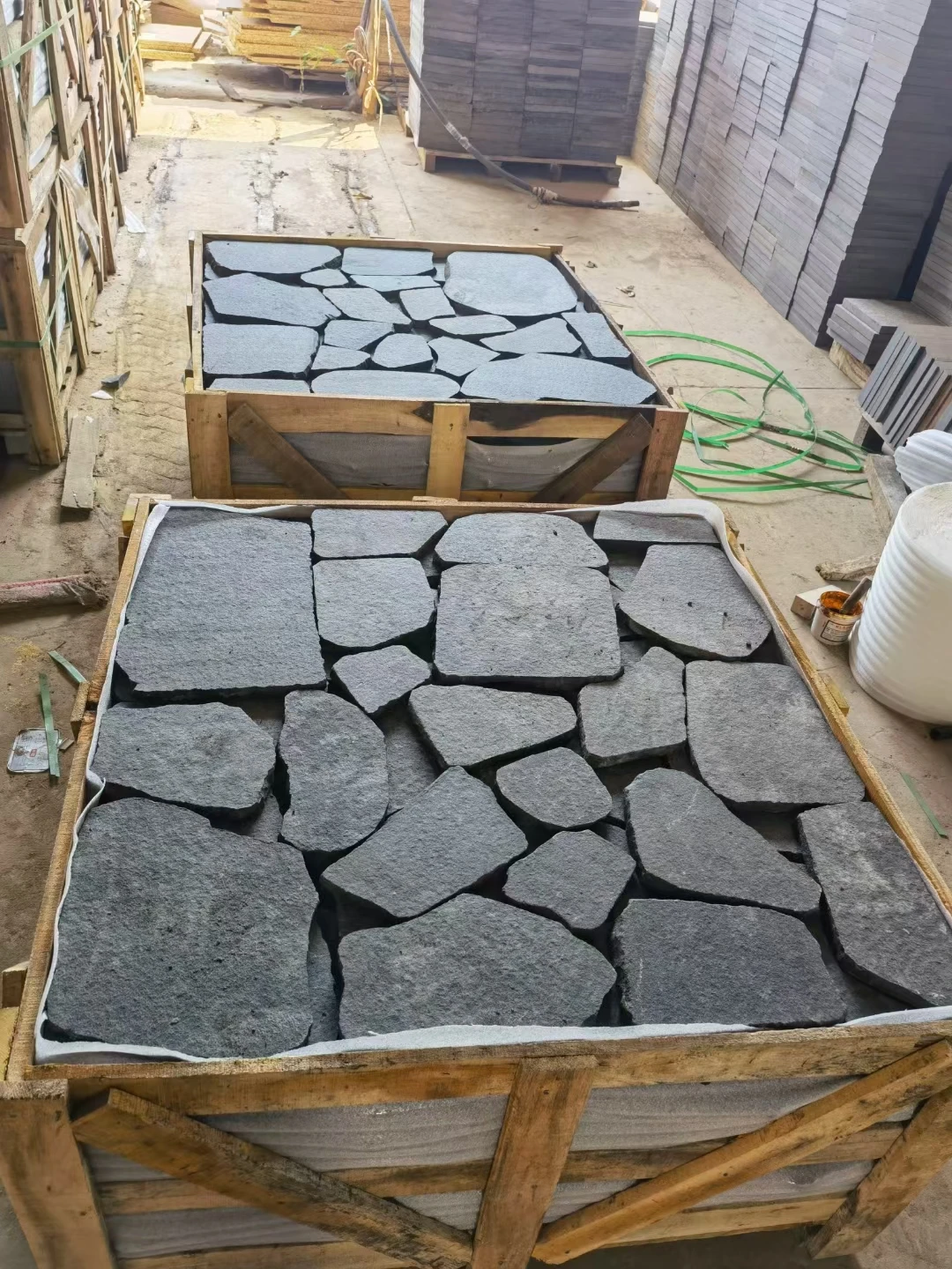 Black Granite Random Flagstone - Durable Paving Solutions