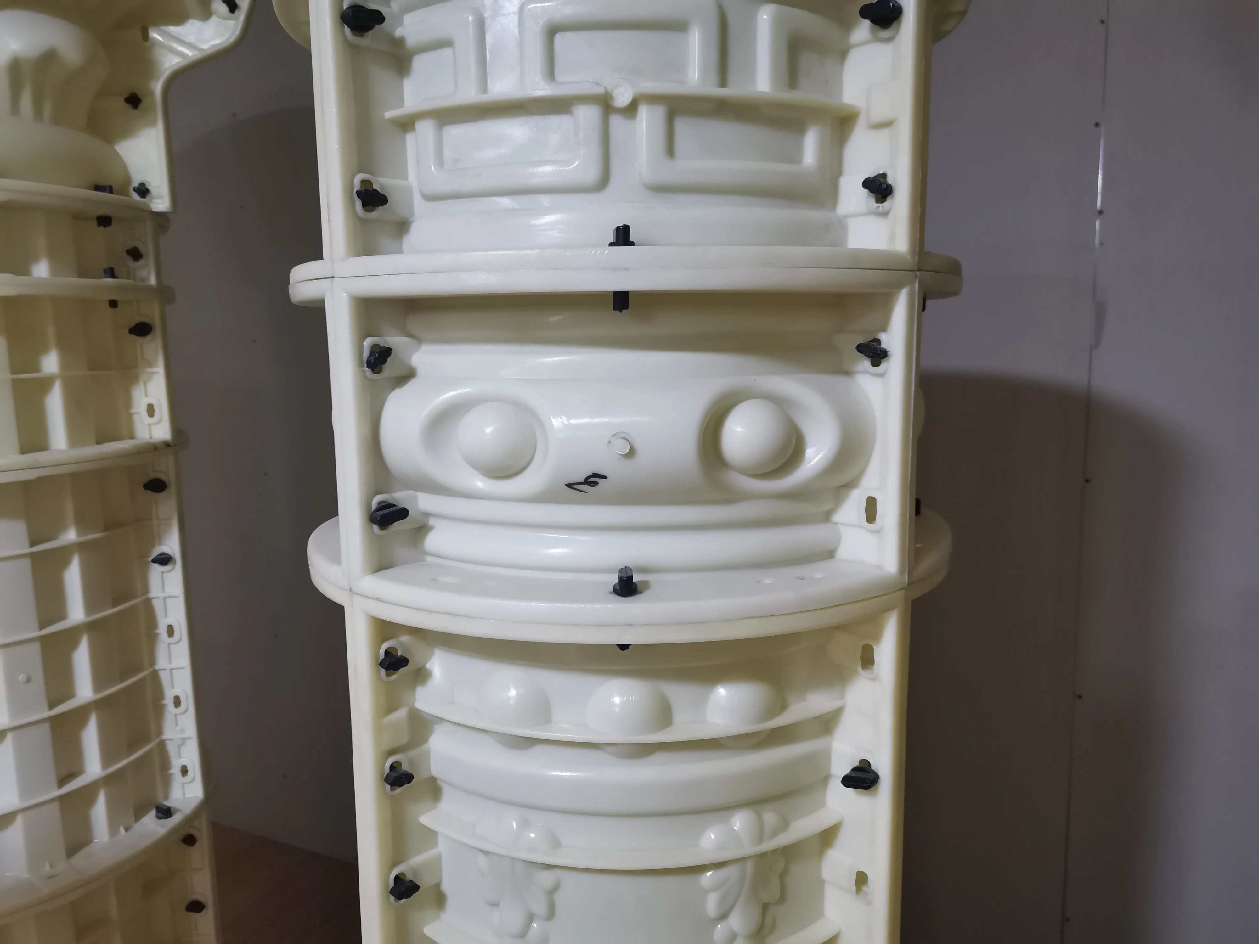 Concrete Pillar Mold with Pedestal - Durable & Versatile