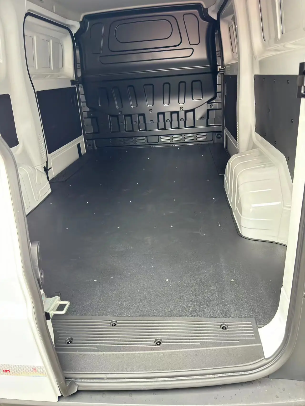 DFSK EC75 Electric Big Van - 6.9CBM Cargo Space & 310km Range