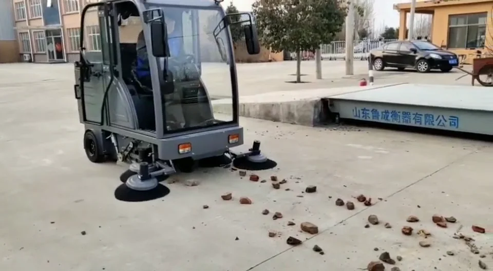 Robot Ride-on Vacuum Road Sweeper Street Sweeping Machine Truck Triple ...