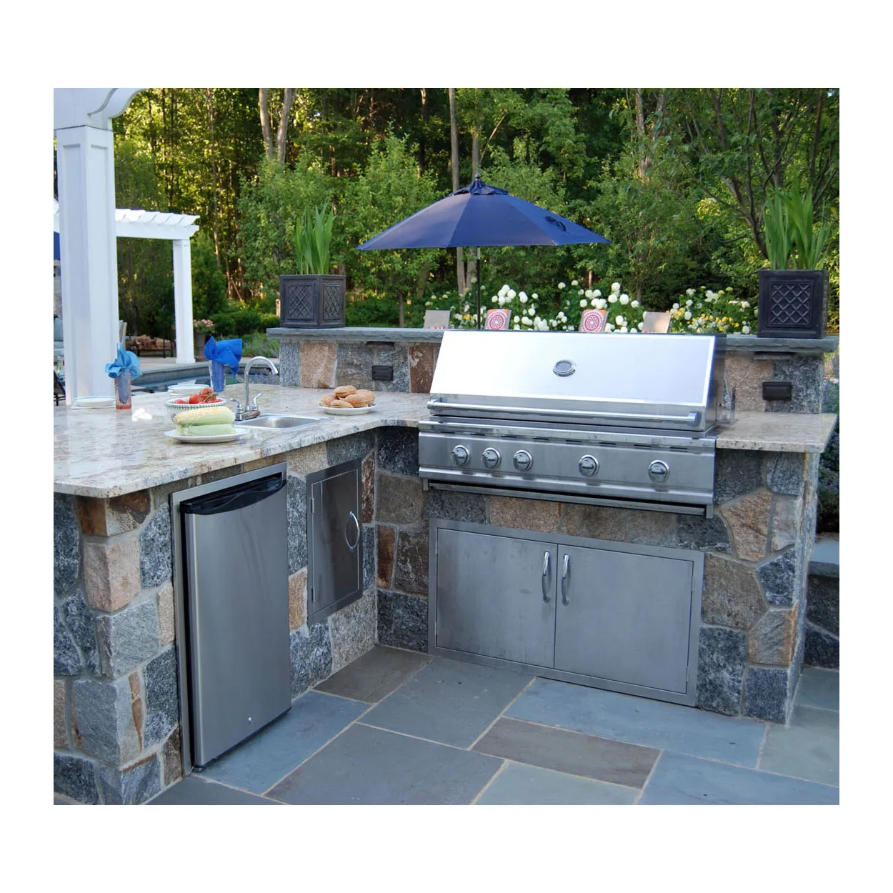 Outdoor Kitchen With 4 Burner Bbq Gas Grill Stone Veneer Framed Outdoor ...