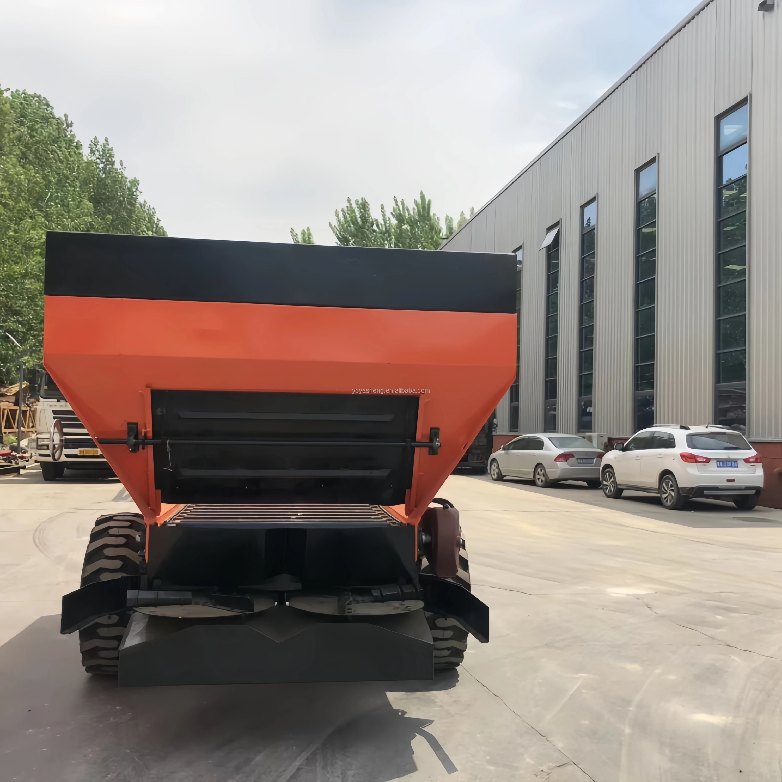 Agricultural Fertilizer Applicator - Efficient Manure Spreader