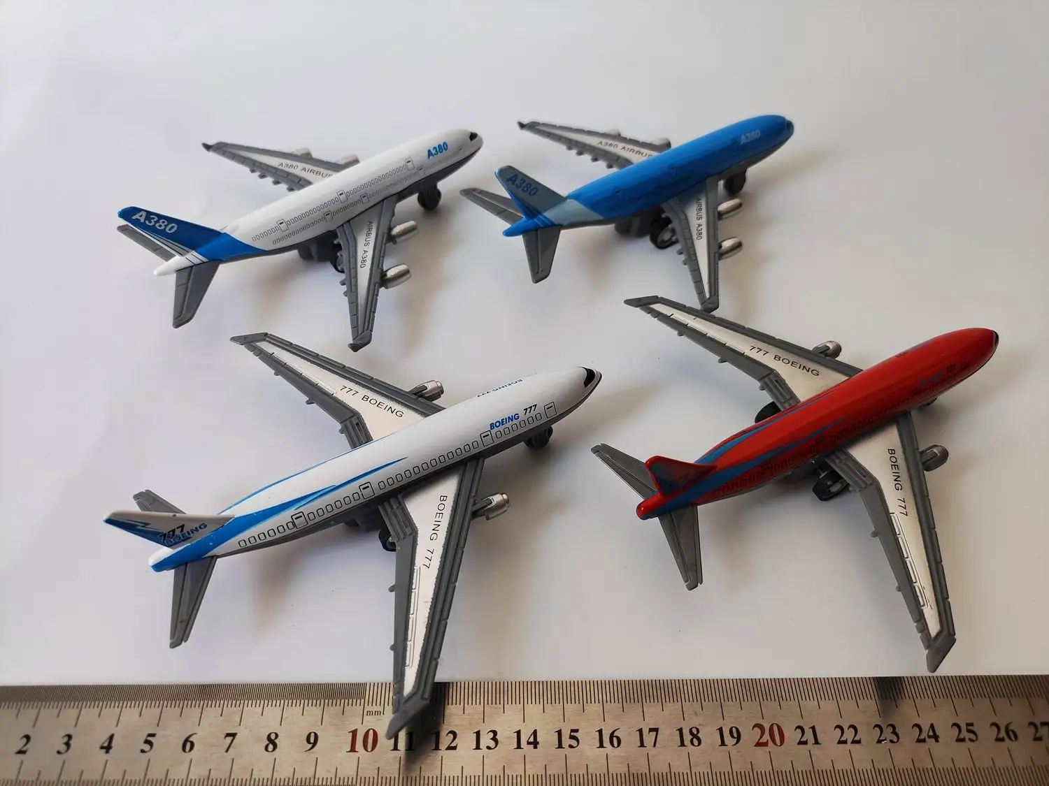 Alibaba.com: Alloy Airplane Models Pull Back Passenger Plane Boeing 777 ...