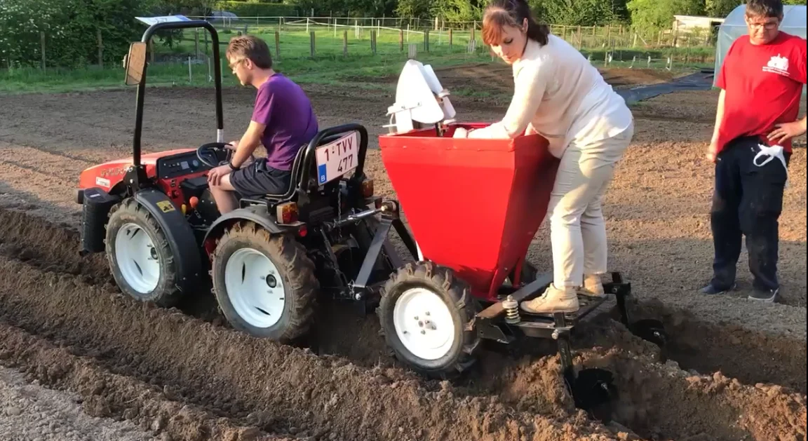 Customised 2-Row Double Rows Potato Seeder with Fertilizer Box