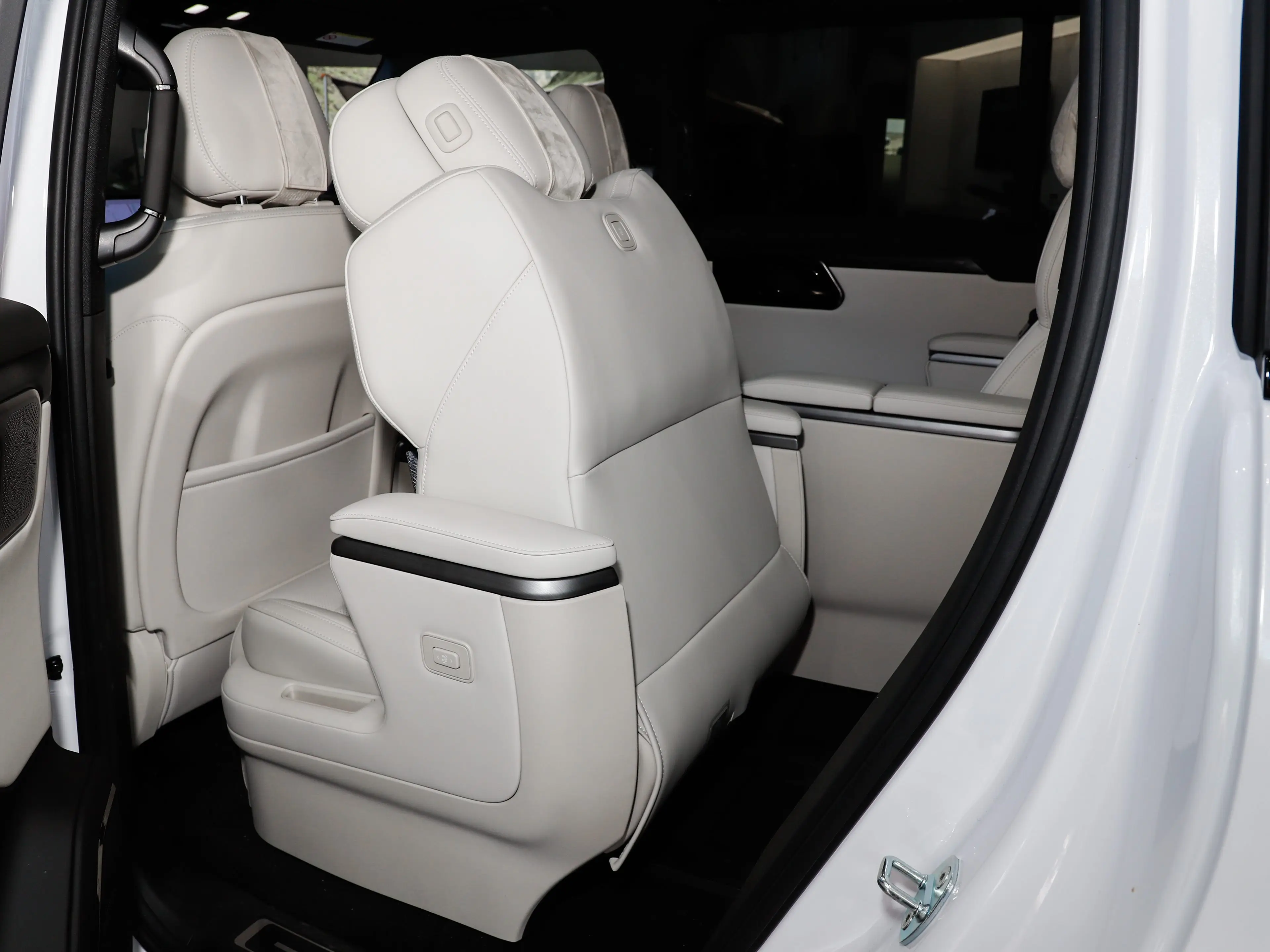 ROX 01 Advanced SUV Ultimate Family Companion with 306km EV Range 6/7 ...