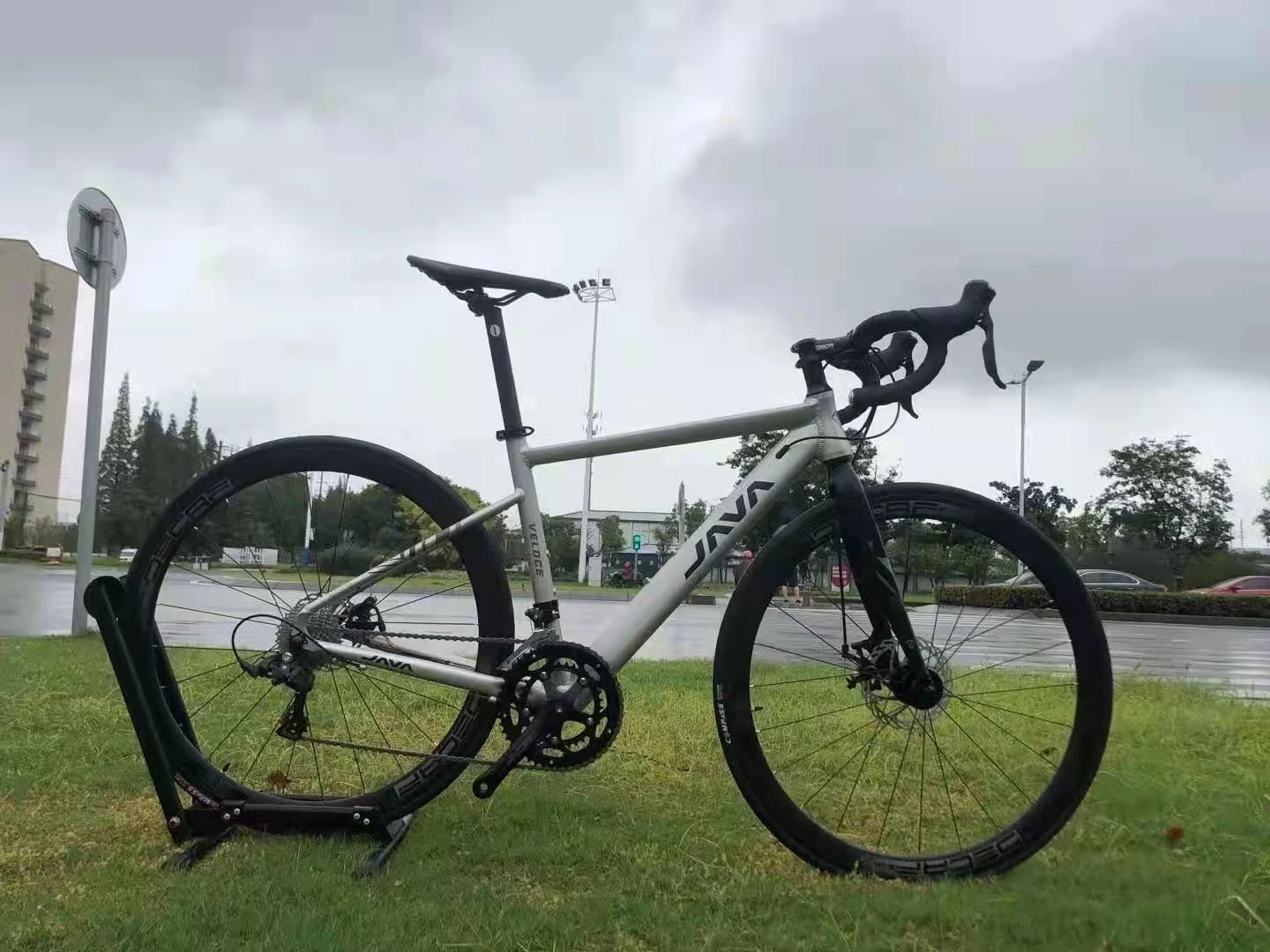 Aluminum 18 Speed Road Bike with Disc Brake & 700c Wheels