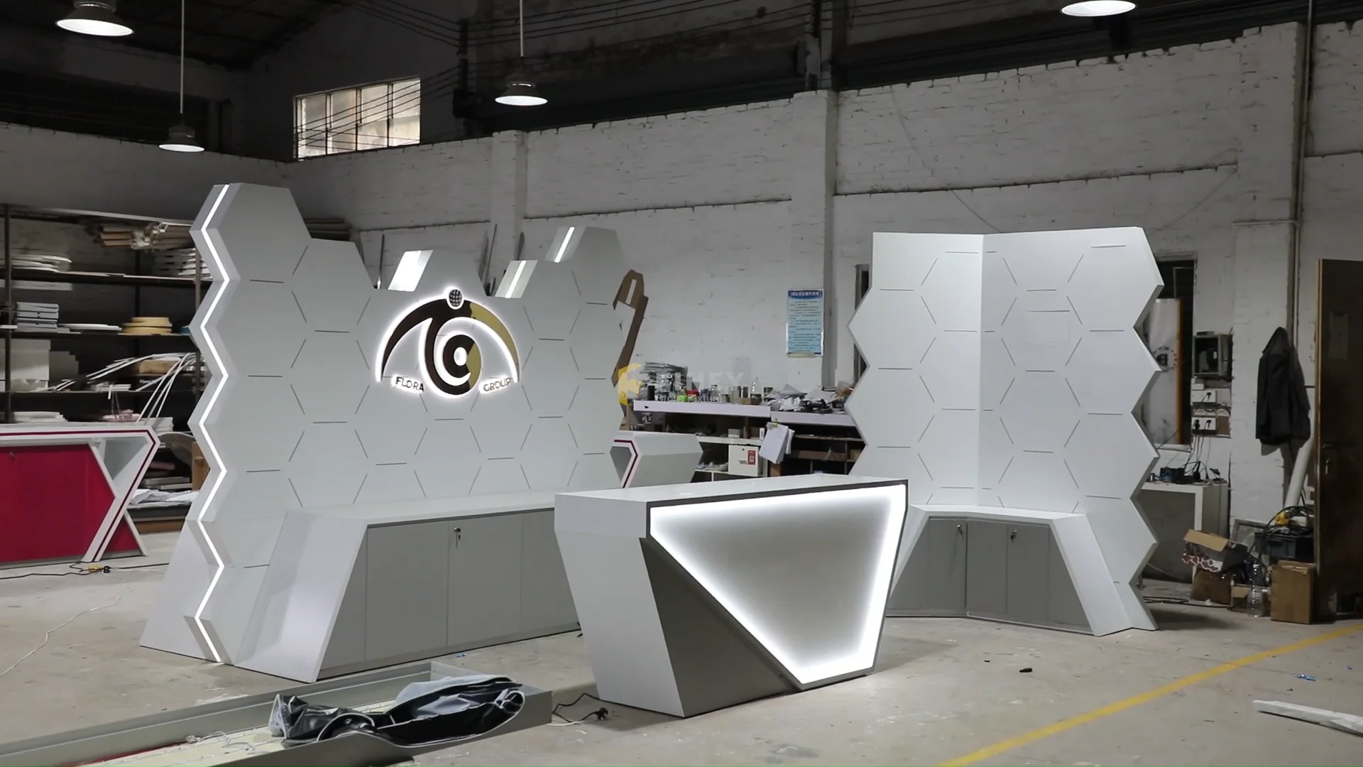 Modern Electronic Store Interior Design Showroom Display Rack Showcase ...