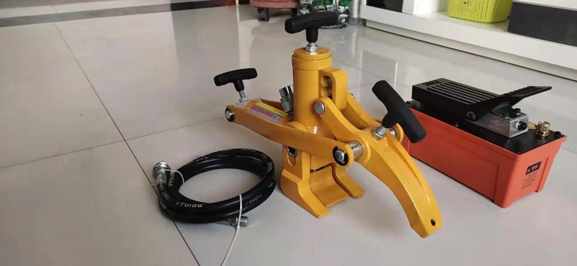 Manual Hydraulic Tire Bead Breaker with Pump - Essential Tool for Truck ...