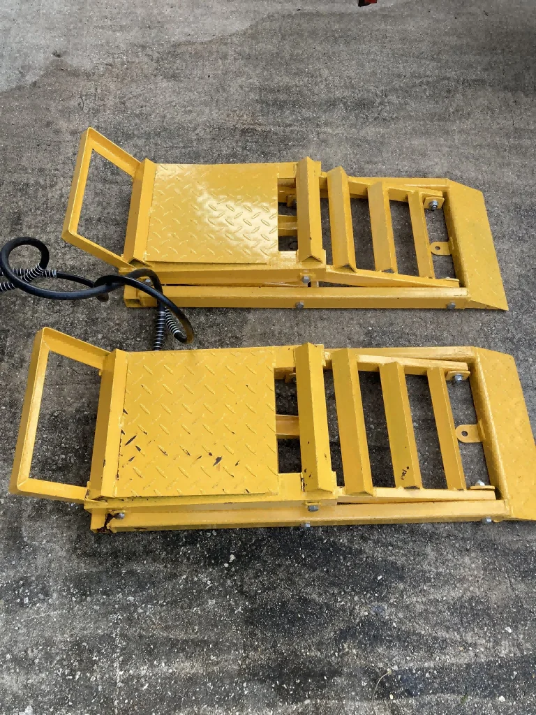 CE Manufacturer 2T Hydraulic Car Lift OEM Adjustable Ramps