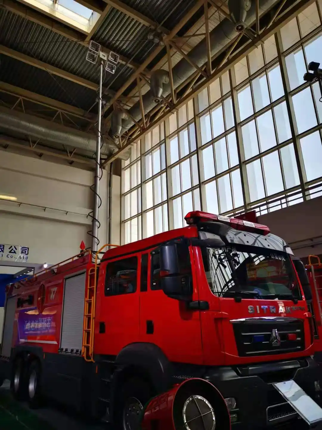 Vehicle Mounted Mobile Light Mast - Pneumatic Telescopic Light Tower ...