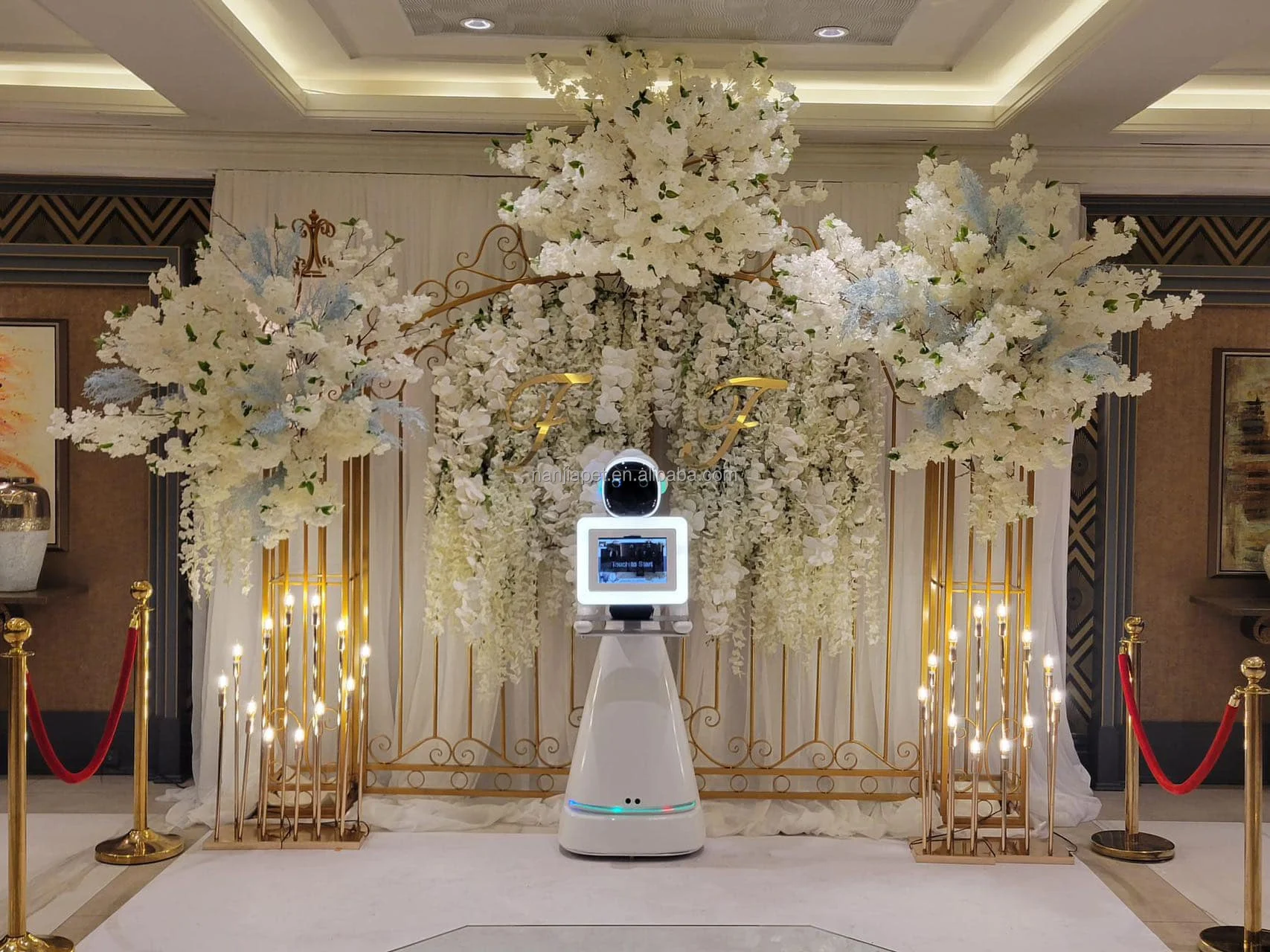 Magic Intelligent Operation Photobooth Machine Roaming Photo Booth ...