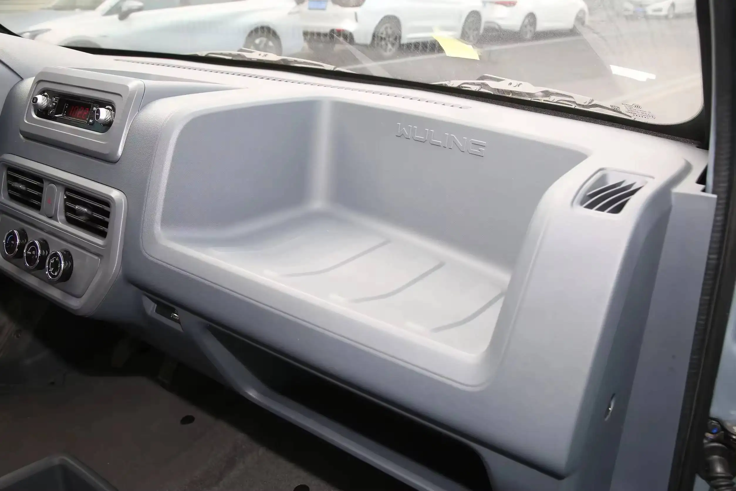 Wuling Electric Van - 6 Seater Mini Bus for Urban Mobility