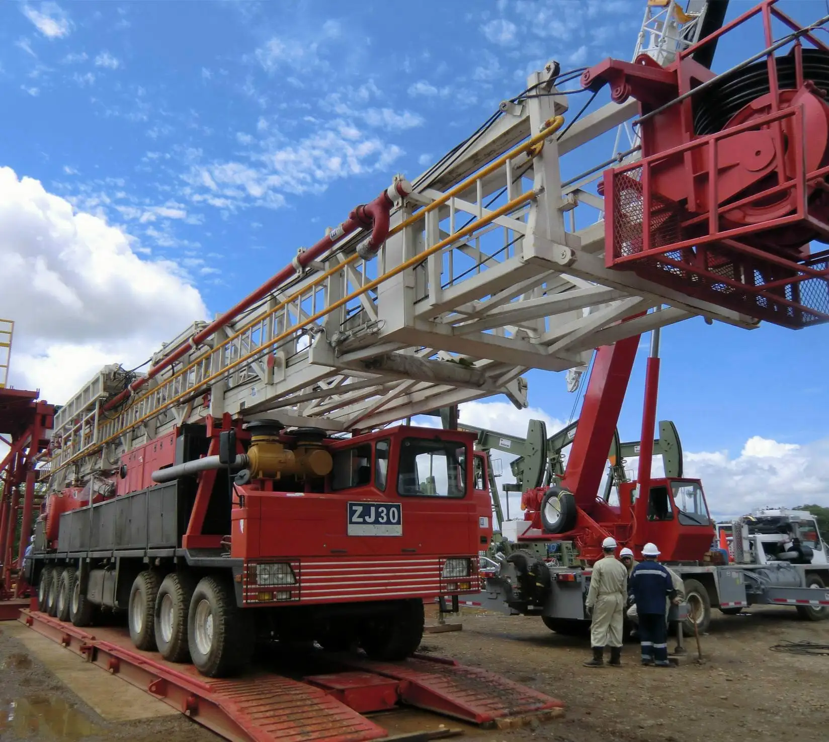 Oilfield Well Drilling Equipment Electric 550hp 350kn Api 4f Truck Mounted Drilling Workover Rig ...