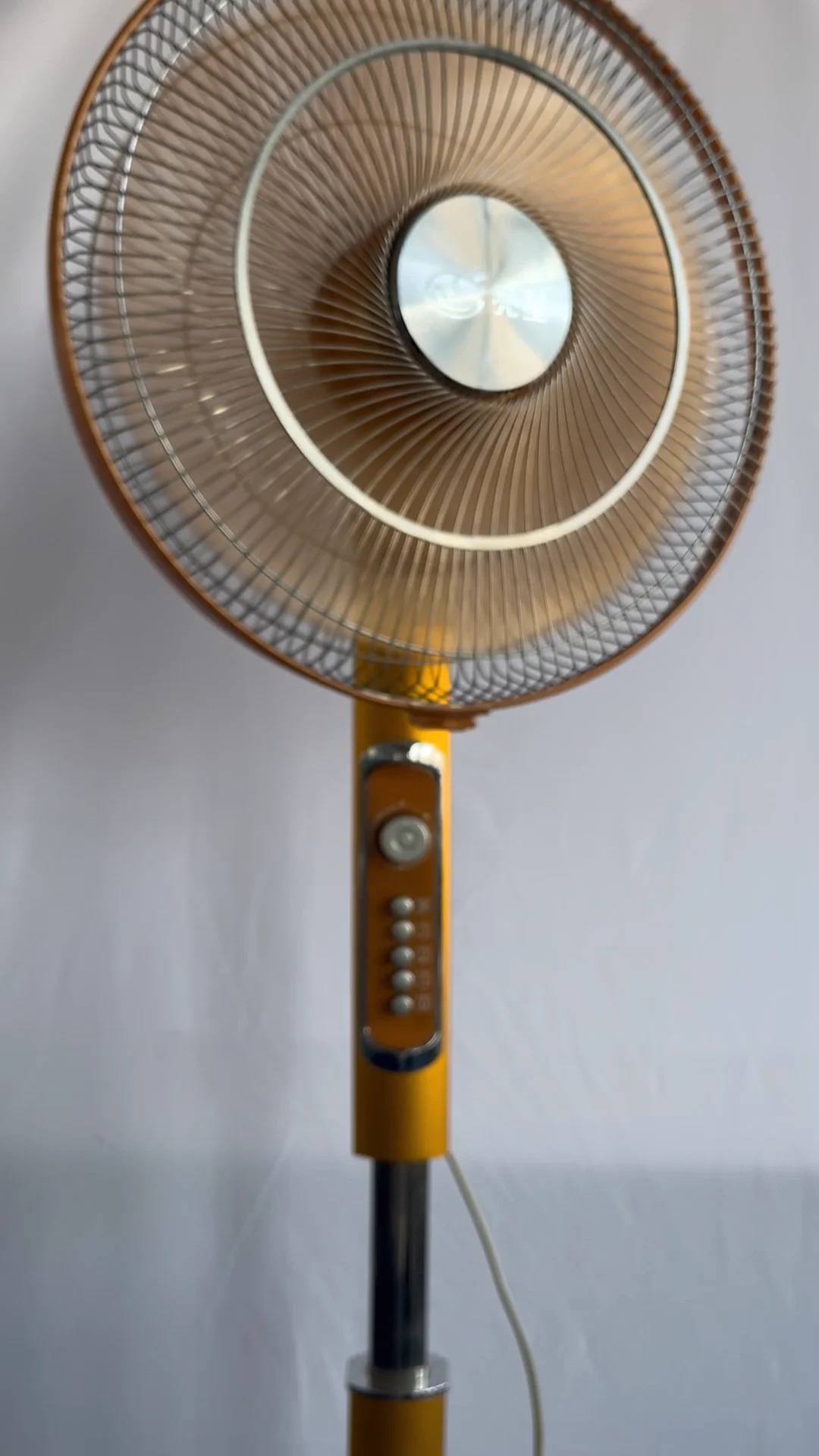 2023 New Arrivals Of 18 Inch Unique Plastic Bracket Fans Rechargeable ...