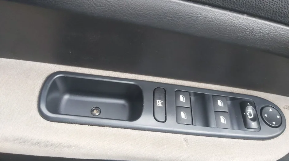 Truck Auto Parts - Reliable Light Switch Button for SCANIA