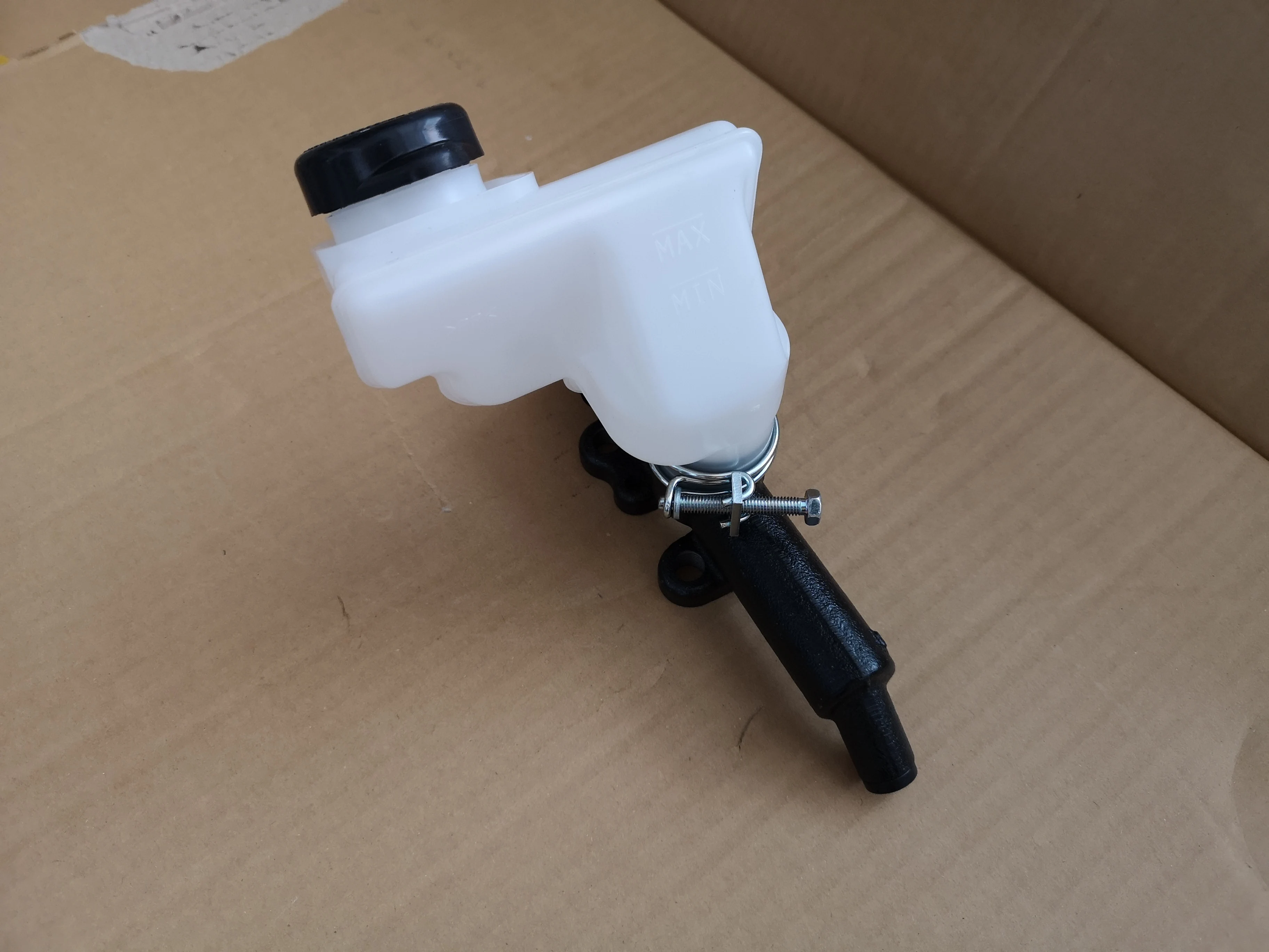 FSR FTRFVRクラッチマスターシリンダー1475002502オイルタンク付きISUZU2008モデル新しいタイプの黒い鉄のシリンダーと ...