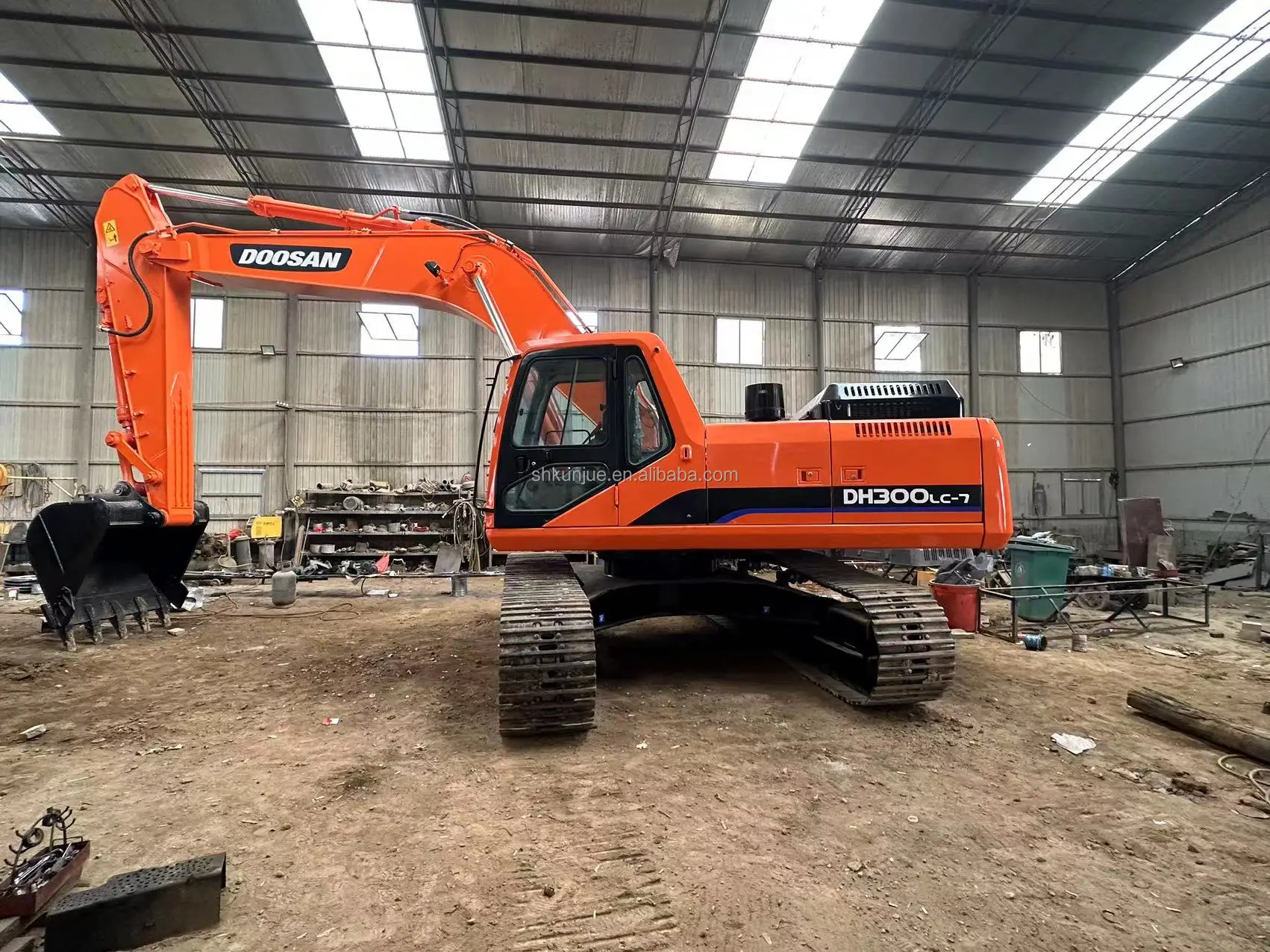 Used Tracked Doosan 300 Excavator Daewoo 30 Tons Dh300lc-7 Loading And ...