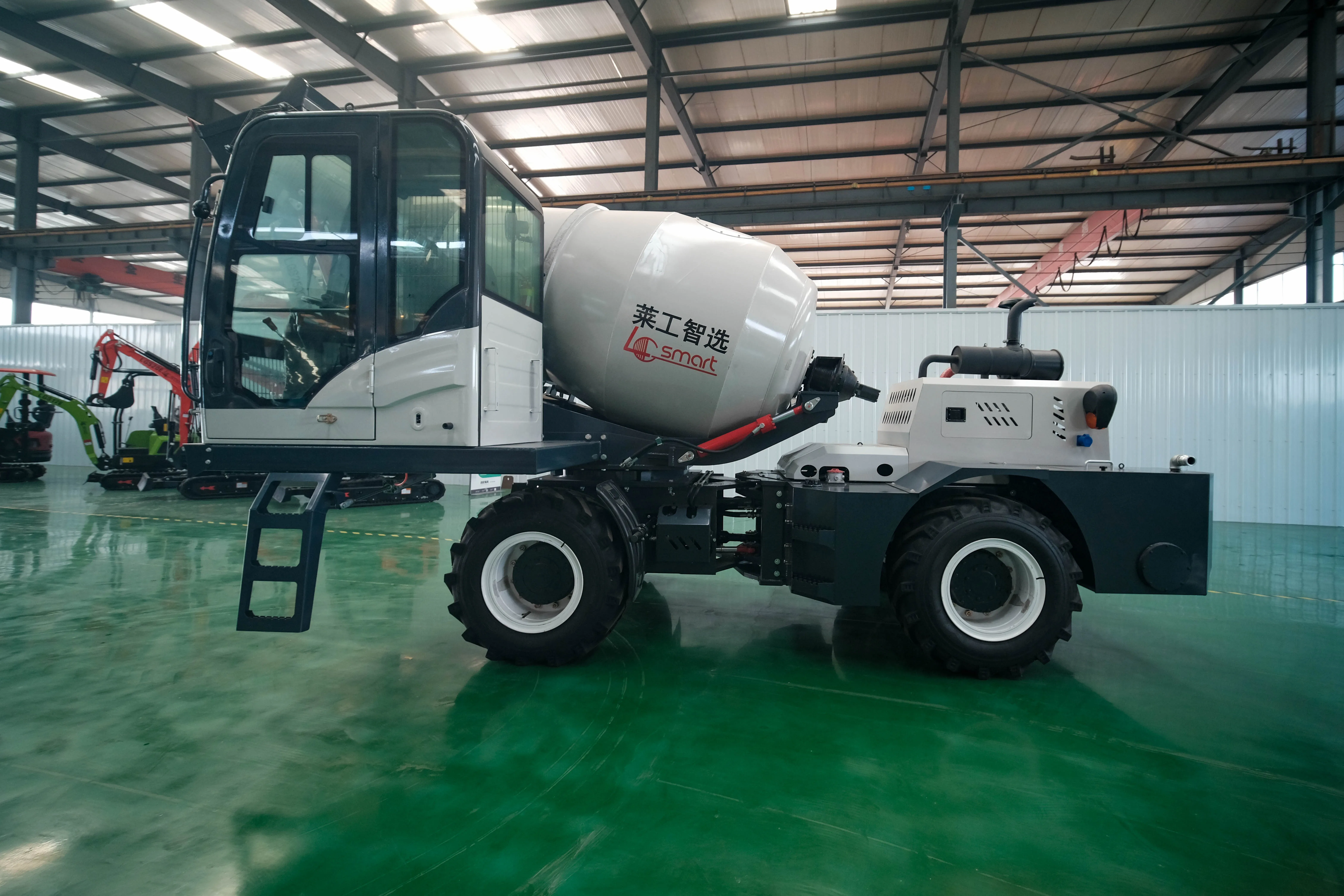 Laigong Self Loading Mobile Mixer Truck Mixer 1.5-4 Cubic Meter