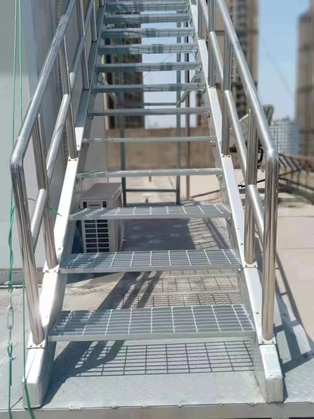 Industrial Garage Walkway Platform Cover - Durable Grating
