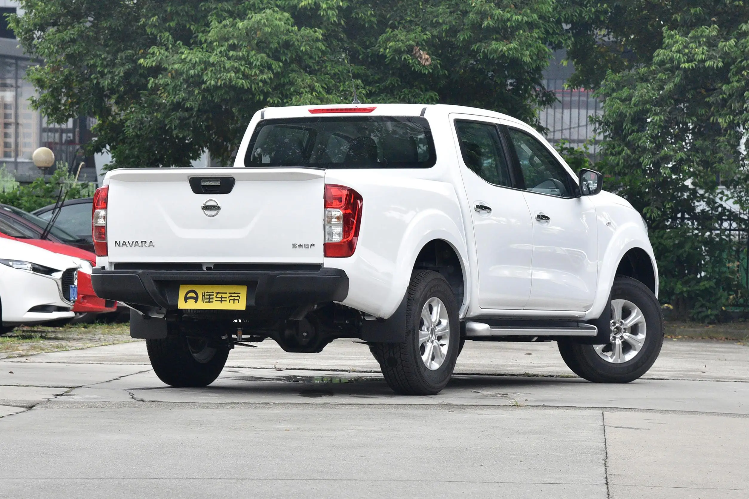 Hot Sale Toyota Hilux Diesel Pickup Truck 4x4 Nissan Navara D40 Used ...