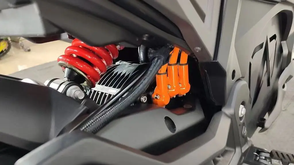 8000 Rear Single Side Swing Arms Motor 150km/h Racing E-motorcycle