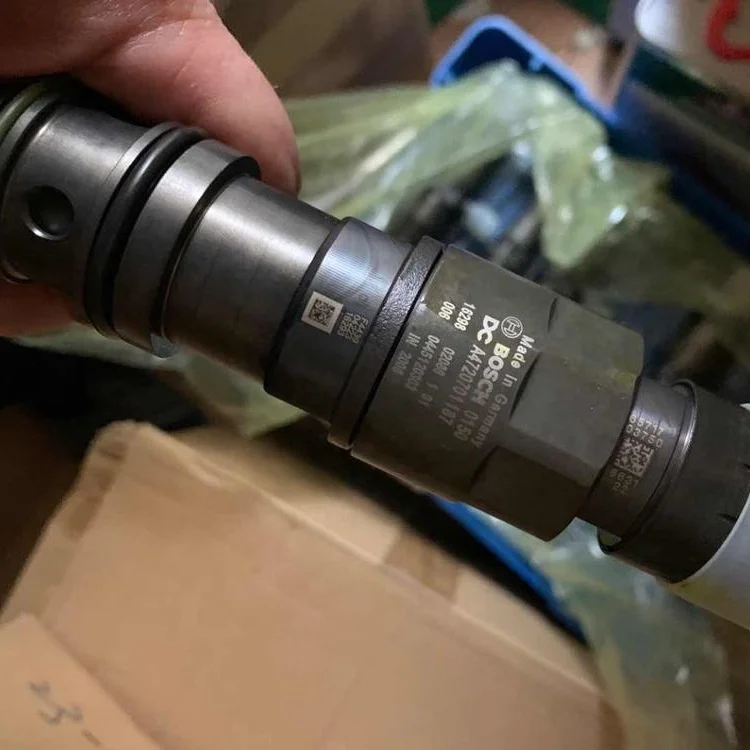Genuine And New Fuel Injector 0445120302 0445120303 0986435646 Detroit ...