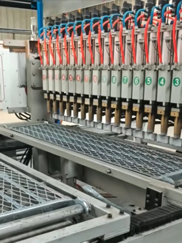 Automatic Welding Scaffold Mesh Plank Welding Machine Supporting ...