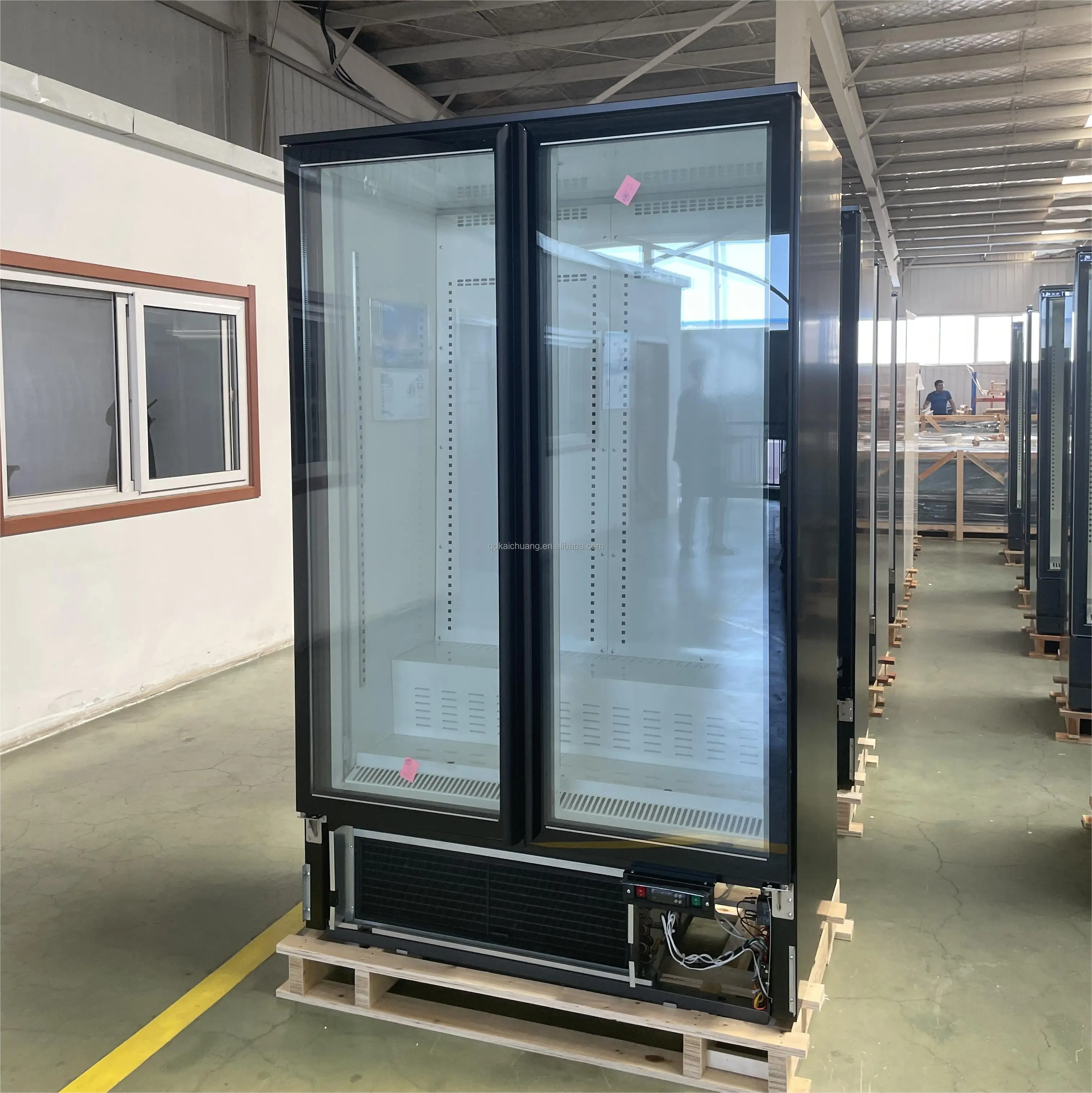 High Volume Beverage Display Upright Chiller Refrigerator