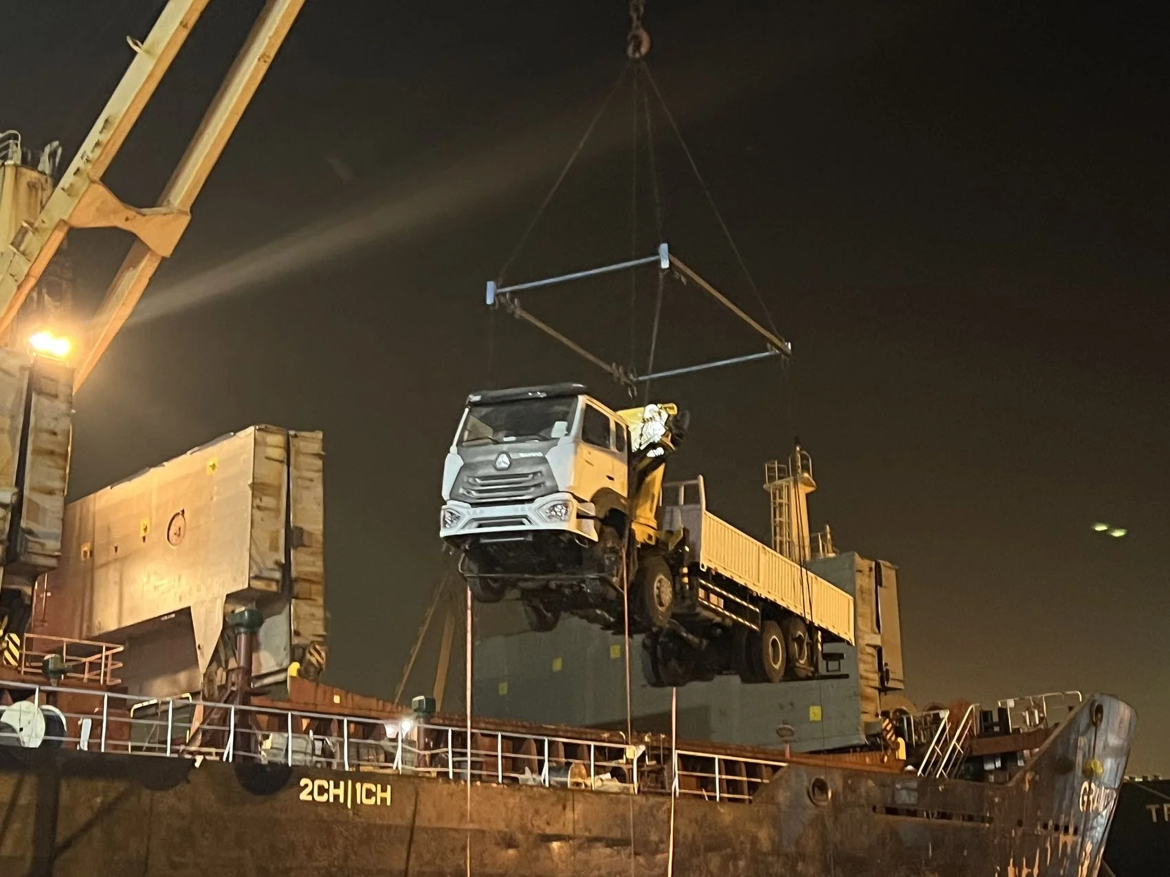 Howo 12 Wheels 400hp Self Loading Leg Flatbed Cargo Crane Trucks - Buy ...