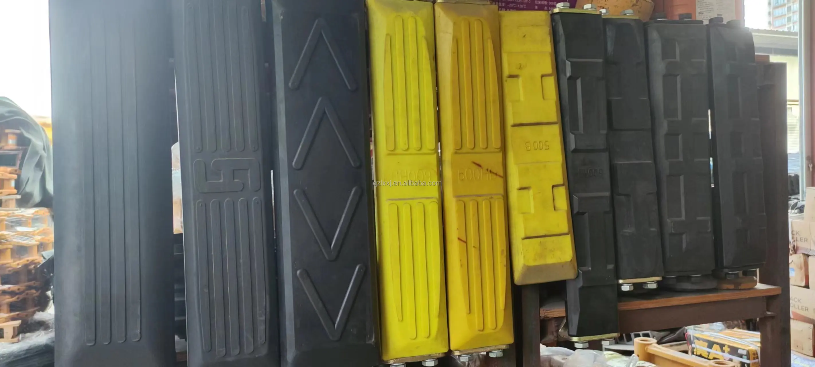 230mm 350mm 400mm 500mm Fastener Polyurethane Rubber Crawler Crane ...