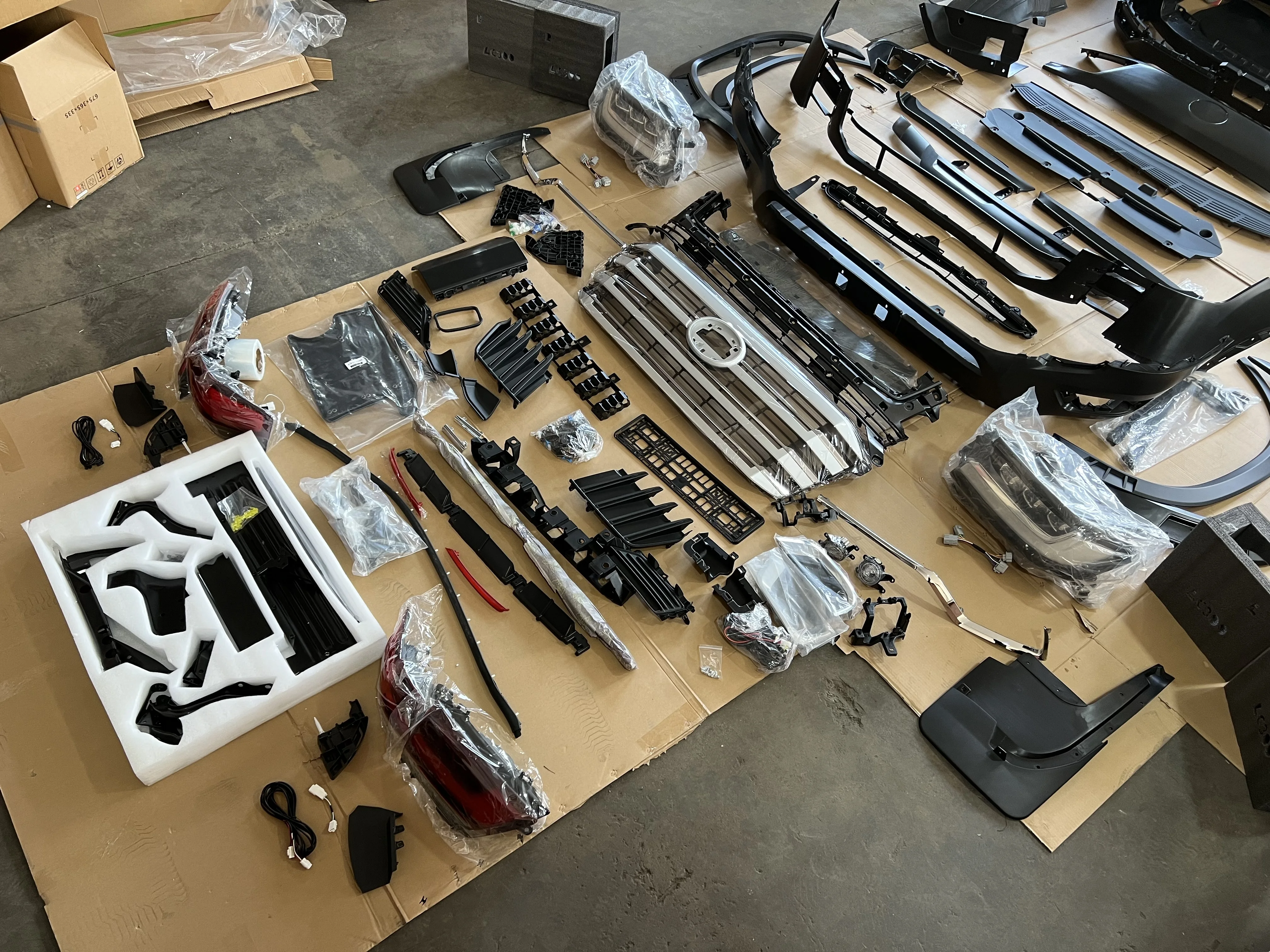 Alibaba.com: Toyota Land Cruiser LC200 2008-2015 to LC300 facelift body ...