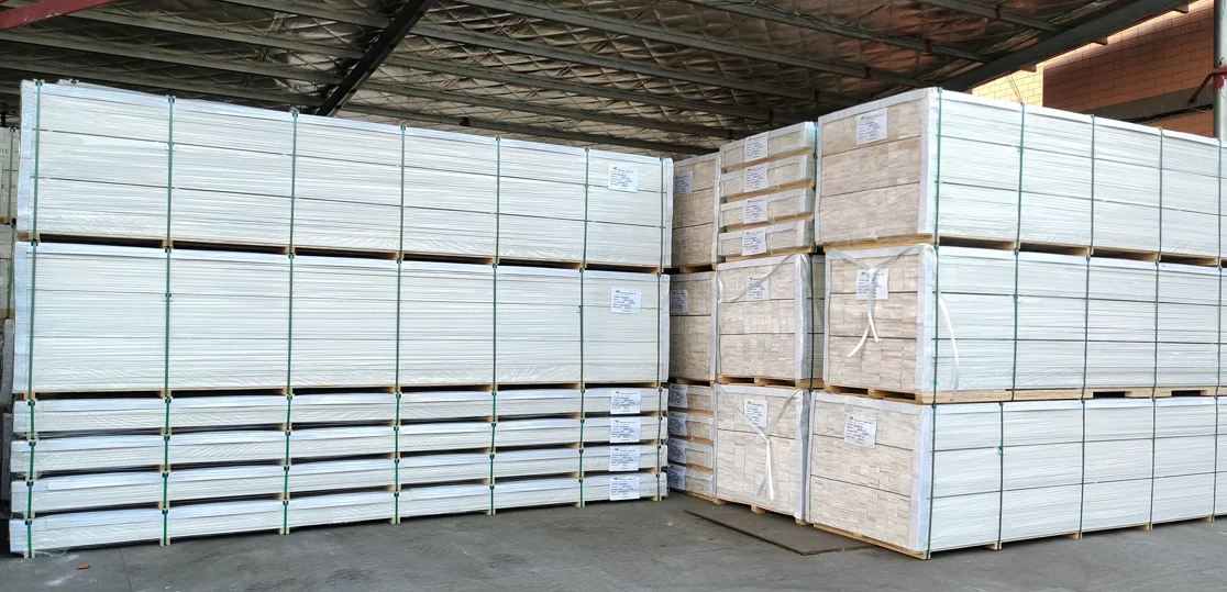 White Primed Wood Decorative Ceiling Cornice Moulding