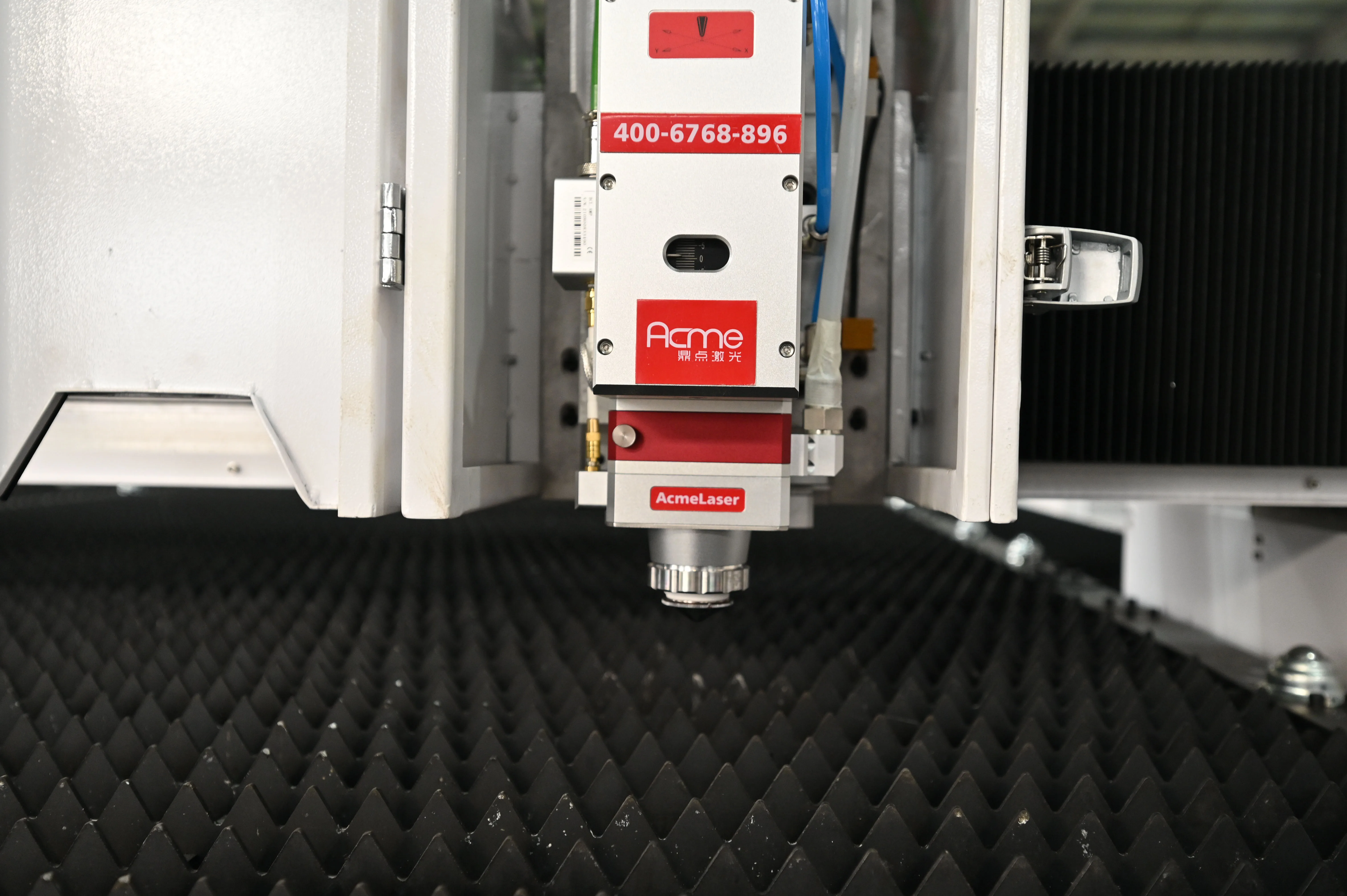 500/750/1000/2000w Cnc Fiber Optic Laser Cutting Machine With ...