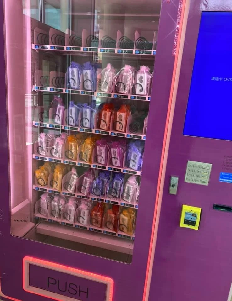 Self-help Dispenser Beauty Makeup LED Touch Screen Vending Machine