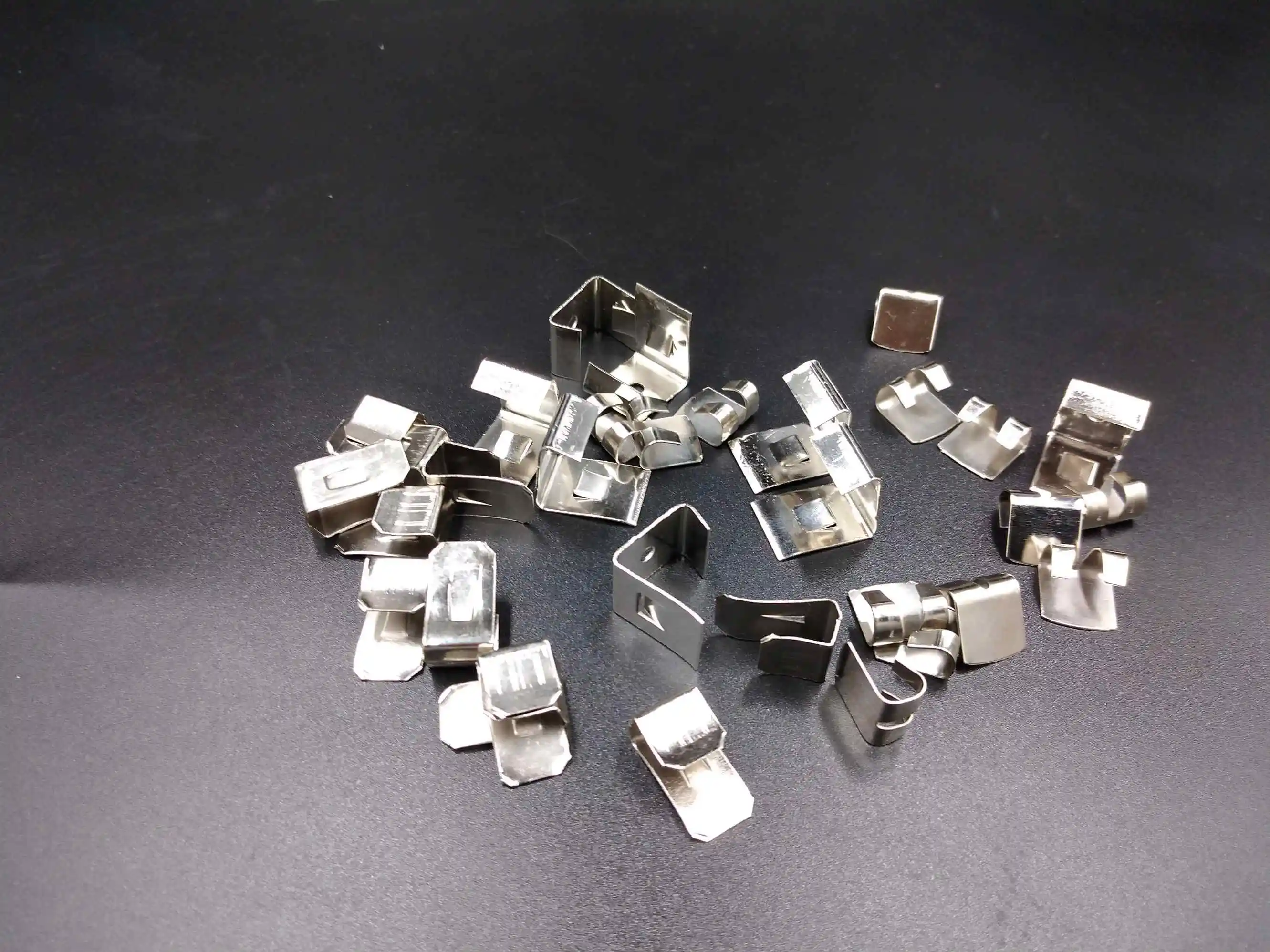 Metal Clips for Round Paint Tin Cans - Secure & Durable