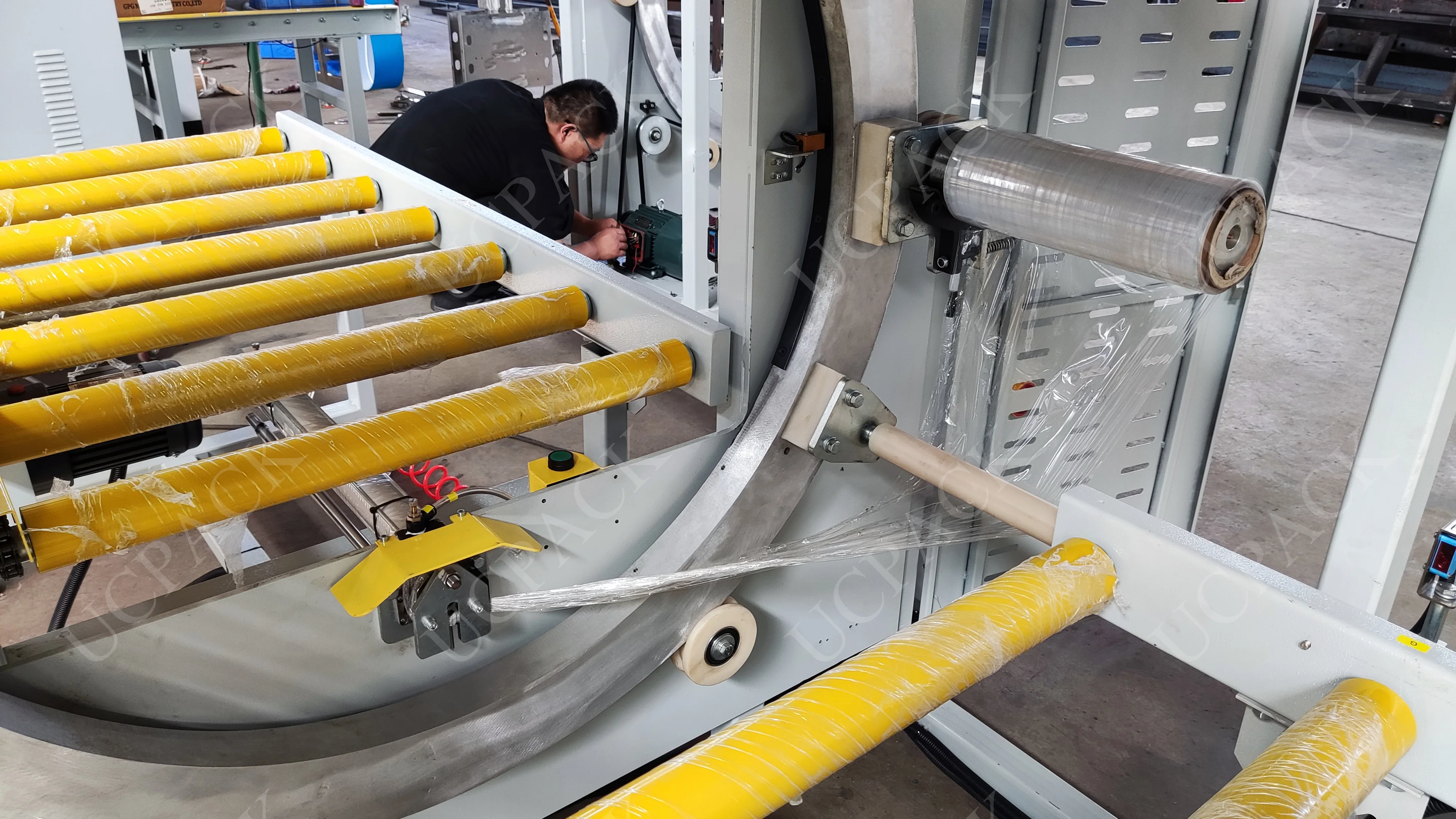 UCR-S1000 Wood Furniture Horizontal Stretch Wrapping Machine