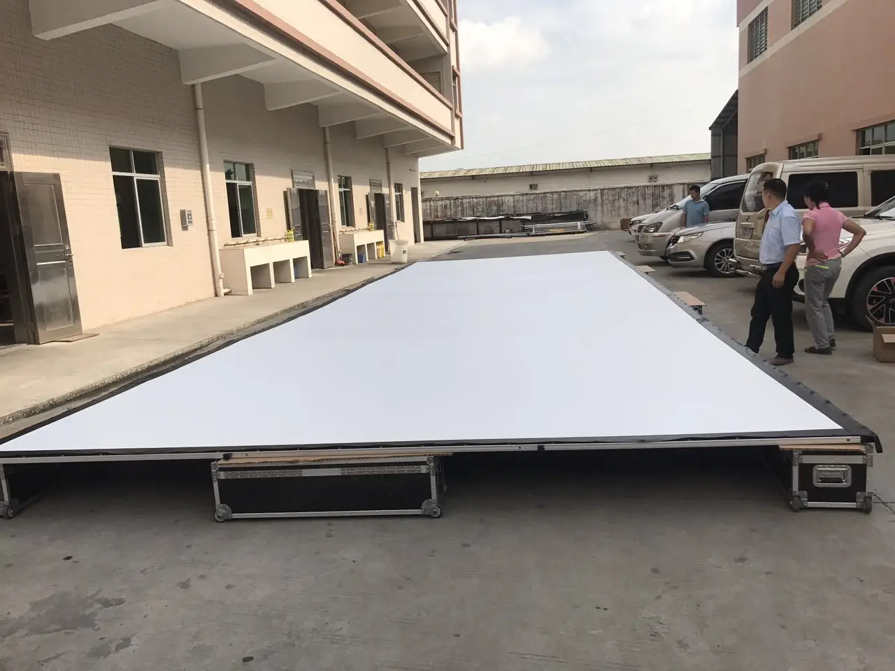 220" Projection Screen - Versatile and Durable Outdoor Option