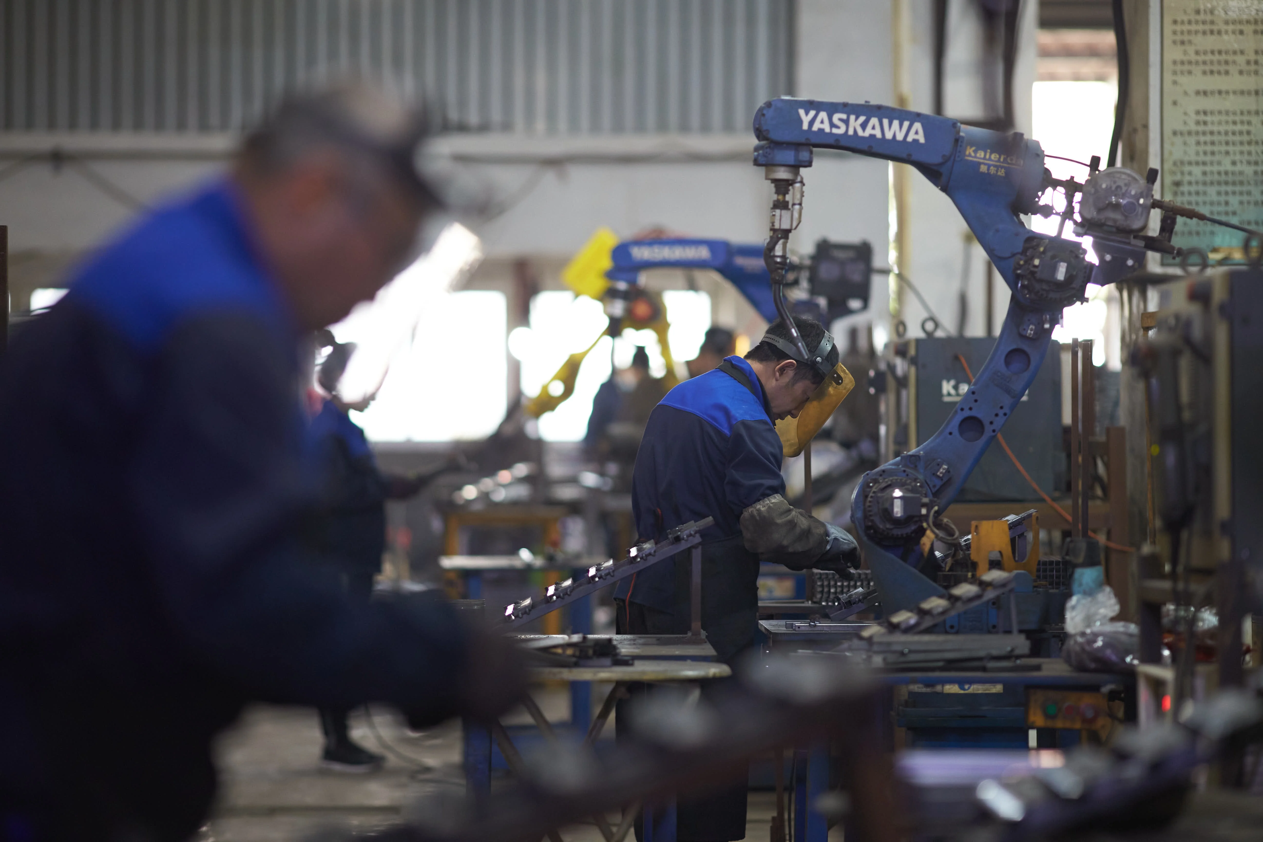 AJUNION Mid-Century Modern Record Player Stand - Storage & Style