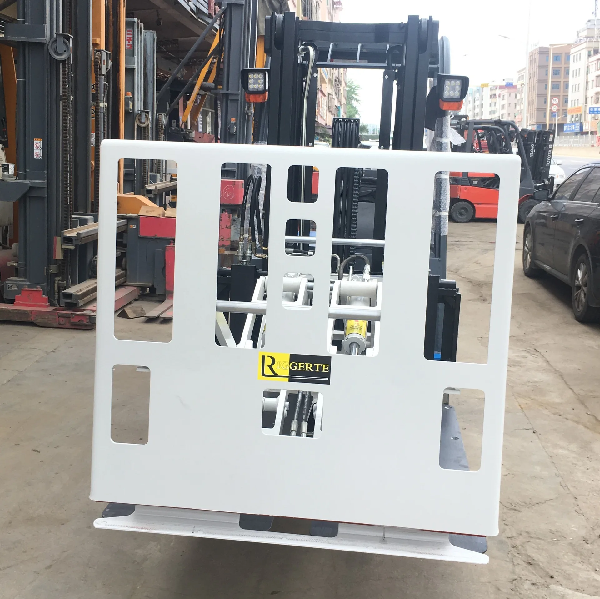 QFM Push Pull Forklift Mount - Efficient Material Handling