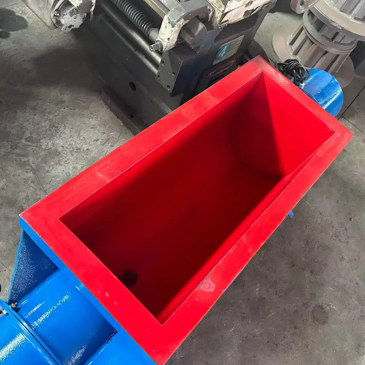 Continuous Long Vibratory Finishing Machine Vibratory Deburring Machine ...