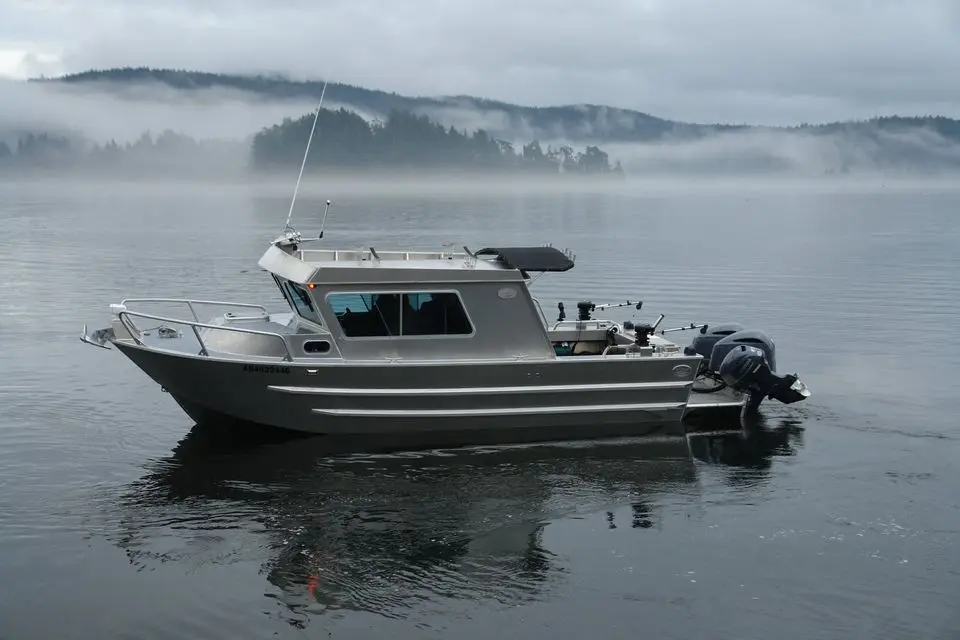 25 FT Fishing Boat - High-Quality Aluminum Build Cabin