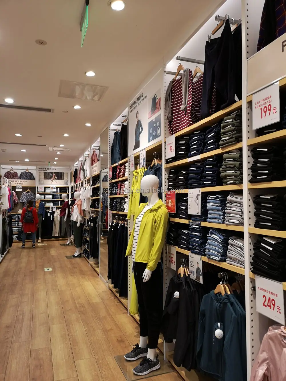 Custom Uniqlo Metal Clothes Display Stands Clothing Rack for Clothes ...