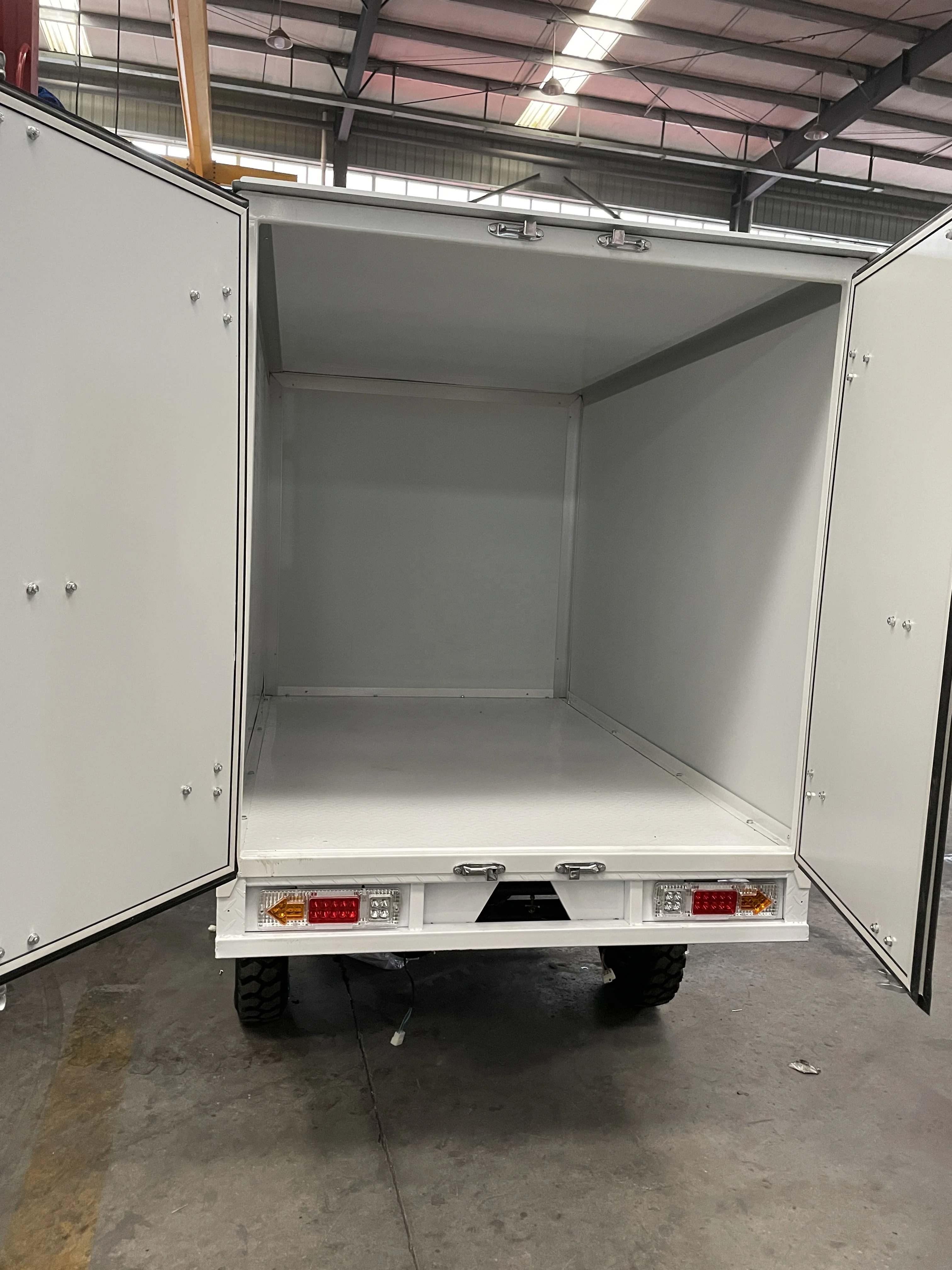 200cc/250cc/300cc Three Wheel Enclosed Cabin Tricycle