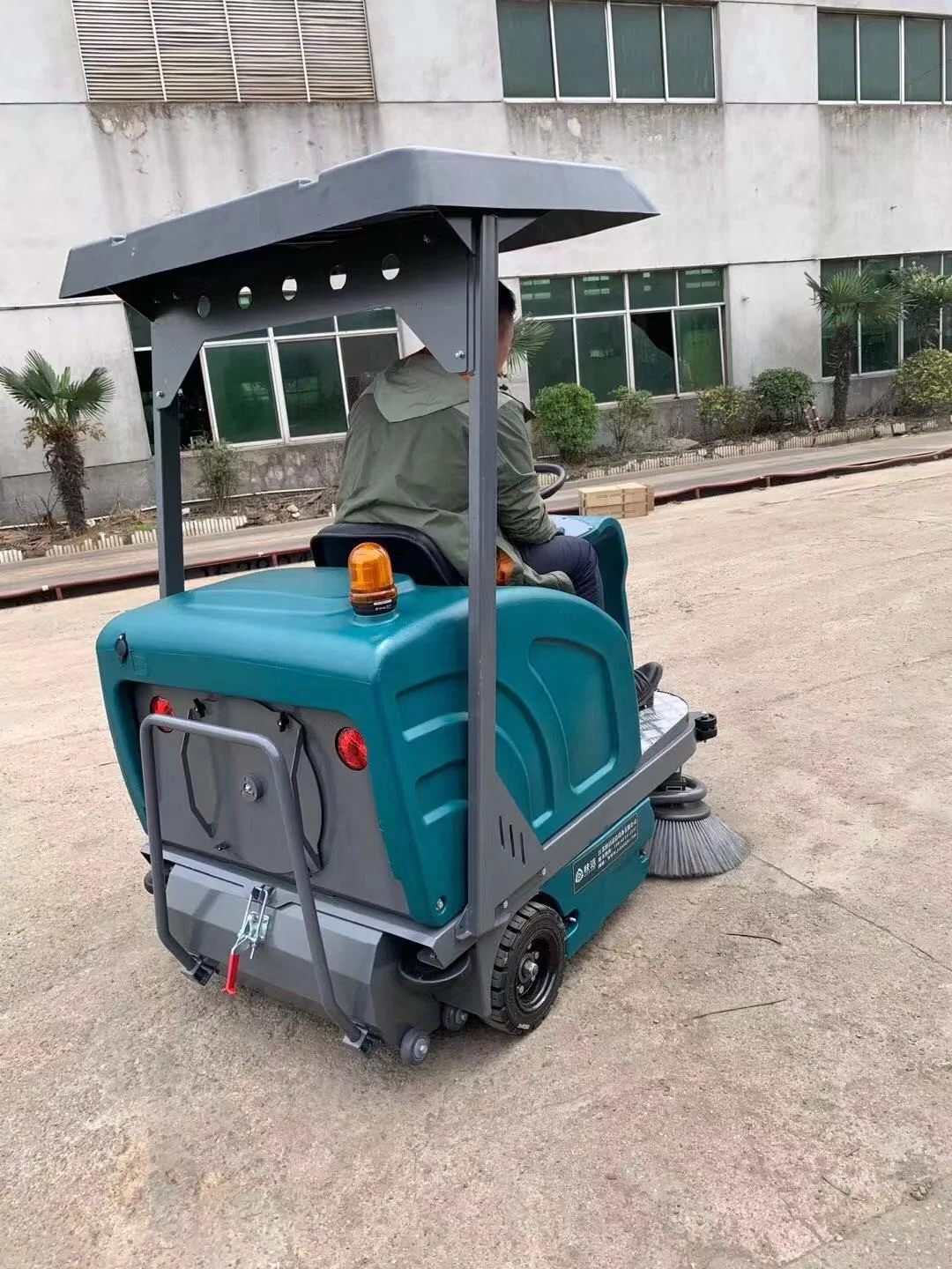 China Industrial Automatic Floor Sweeper Electric Sidewalk Sweeper ...