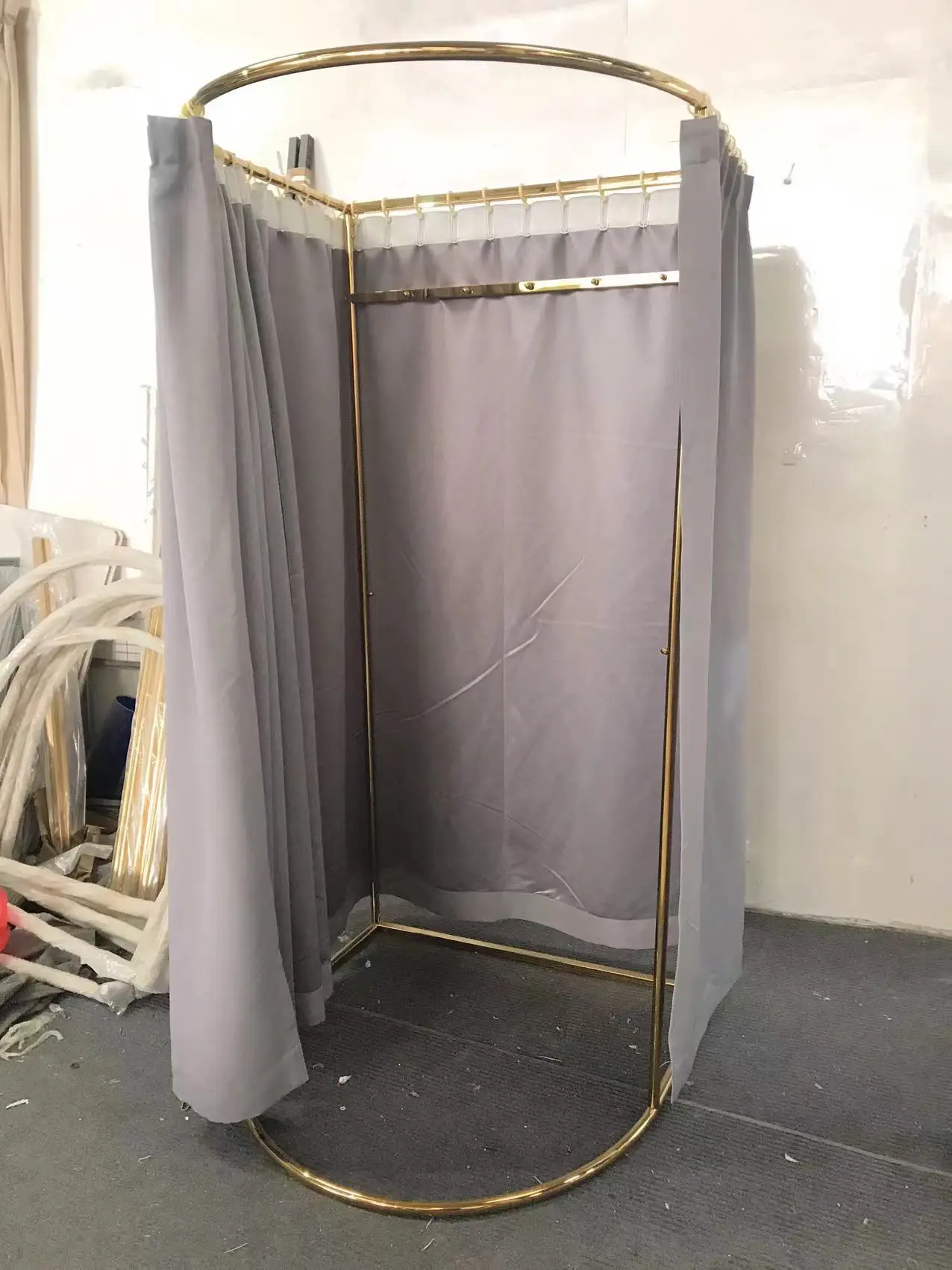 Customized Gold Clothing Rack & Movable Fitting Room for Stores ODM