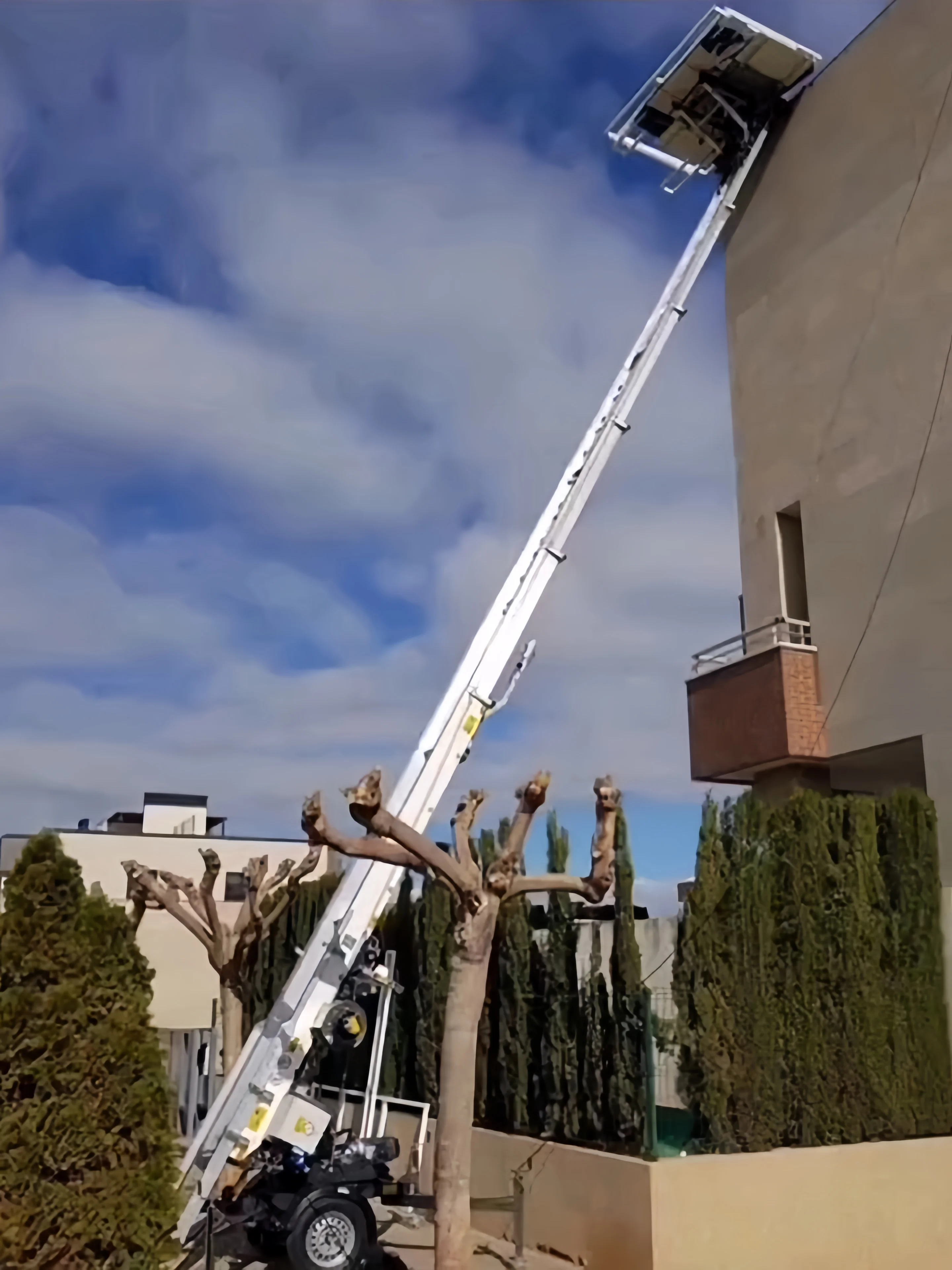 Portable 18m Aluminum Telescopic Ladder - Solar Panel Access