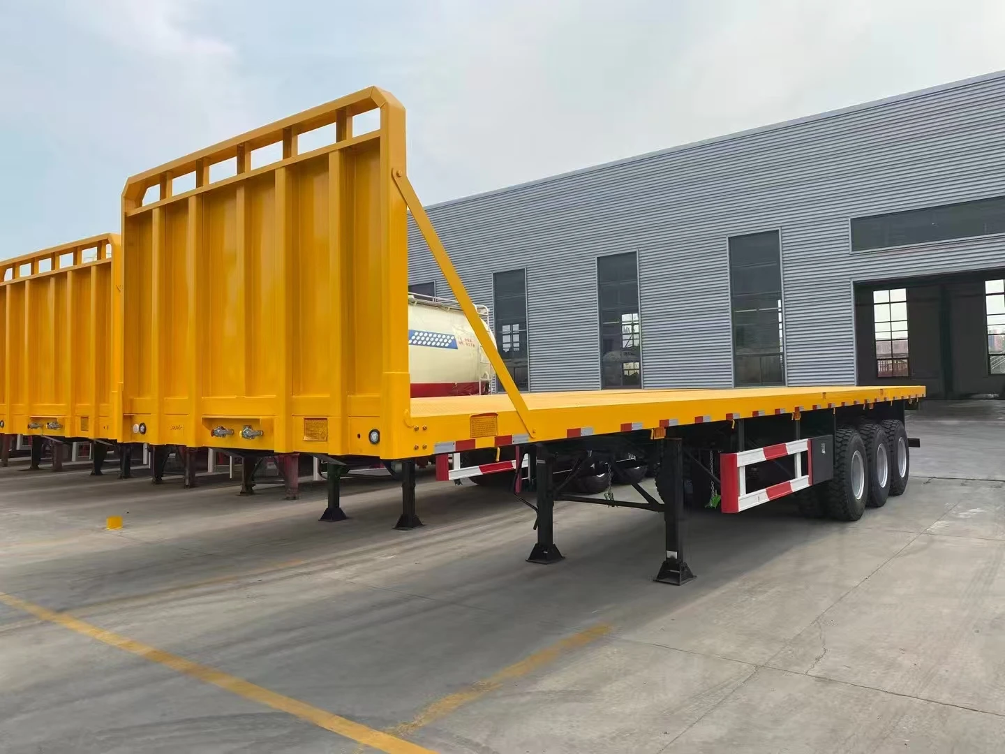 Manual Operating 3 Axle Straight Beam Flatbed Semi-Trailer Shipping ...